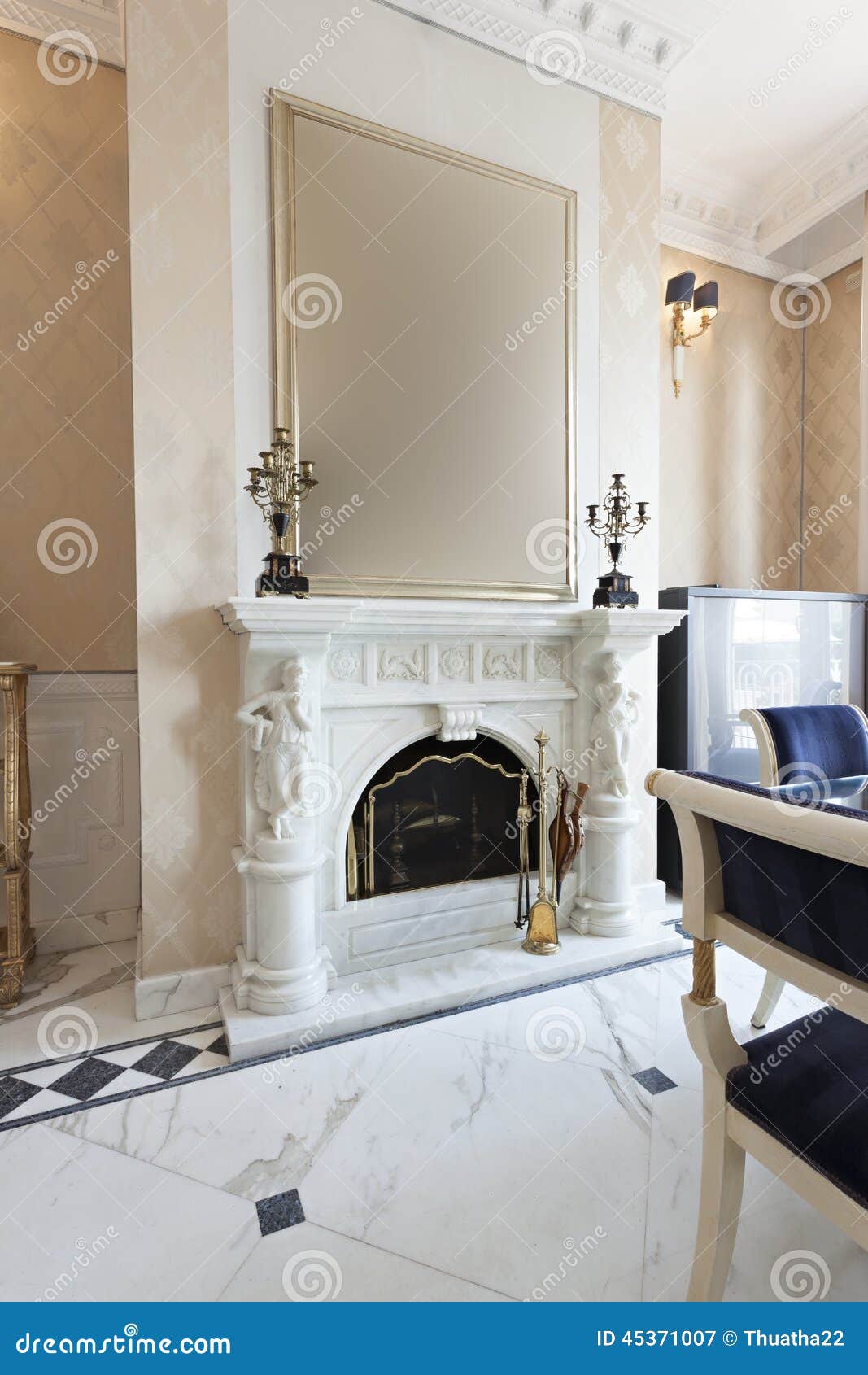 Cheminée De Marbre En Villa De Luxe Image stock - Image du construit ...