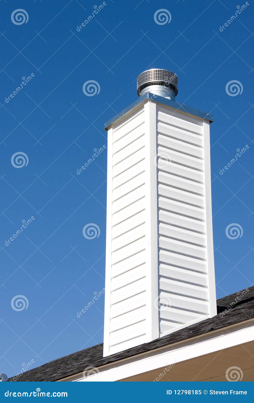 Cheminée préfabriquée image stock. Image du cheminée - 12798185