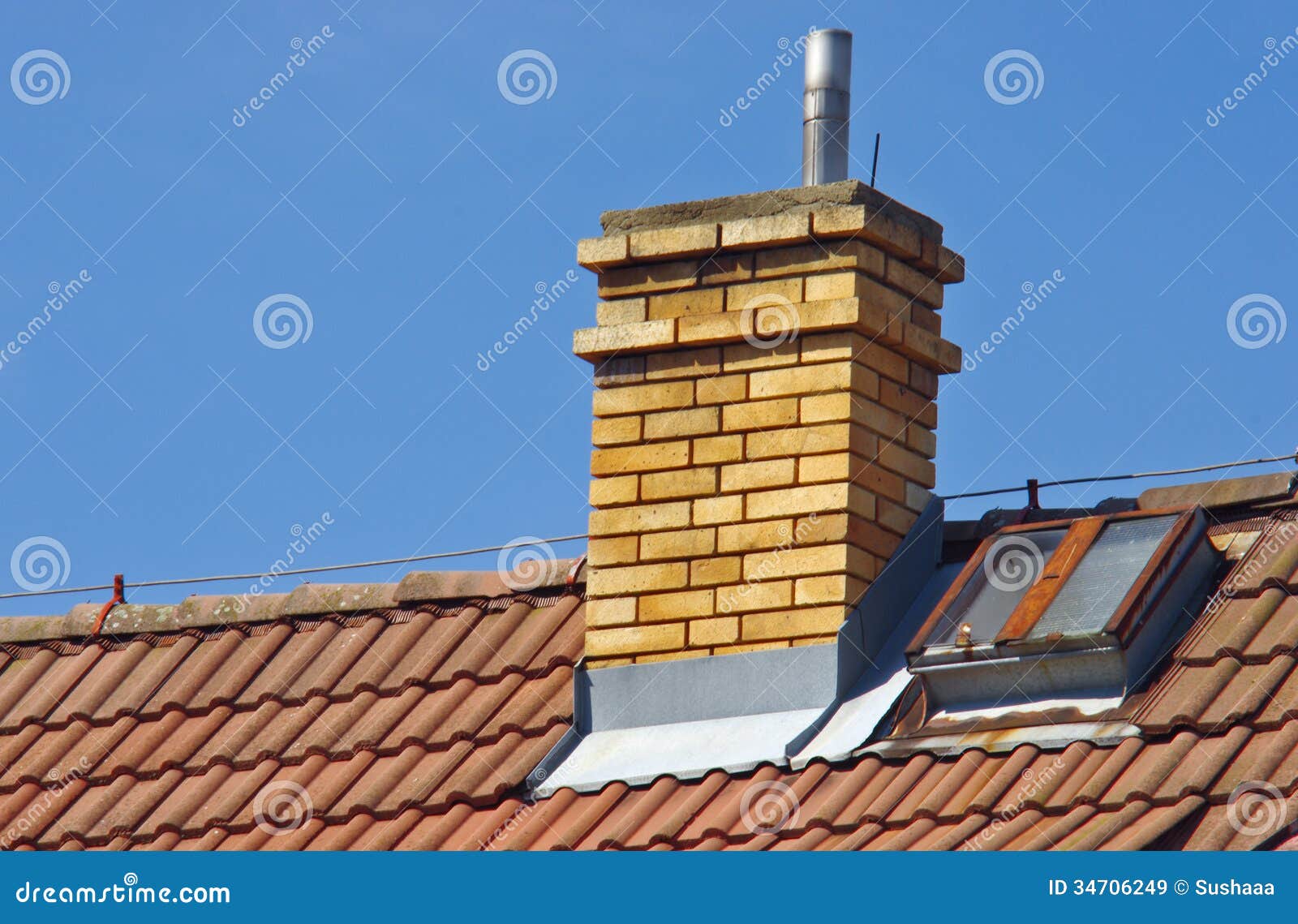 Cheminée Sur Le Toit De La Maison Image stock - Image du maison, toit ...