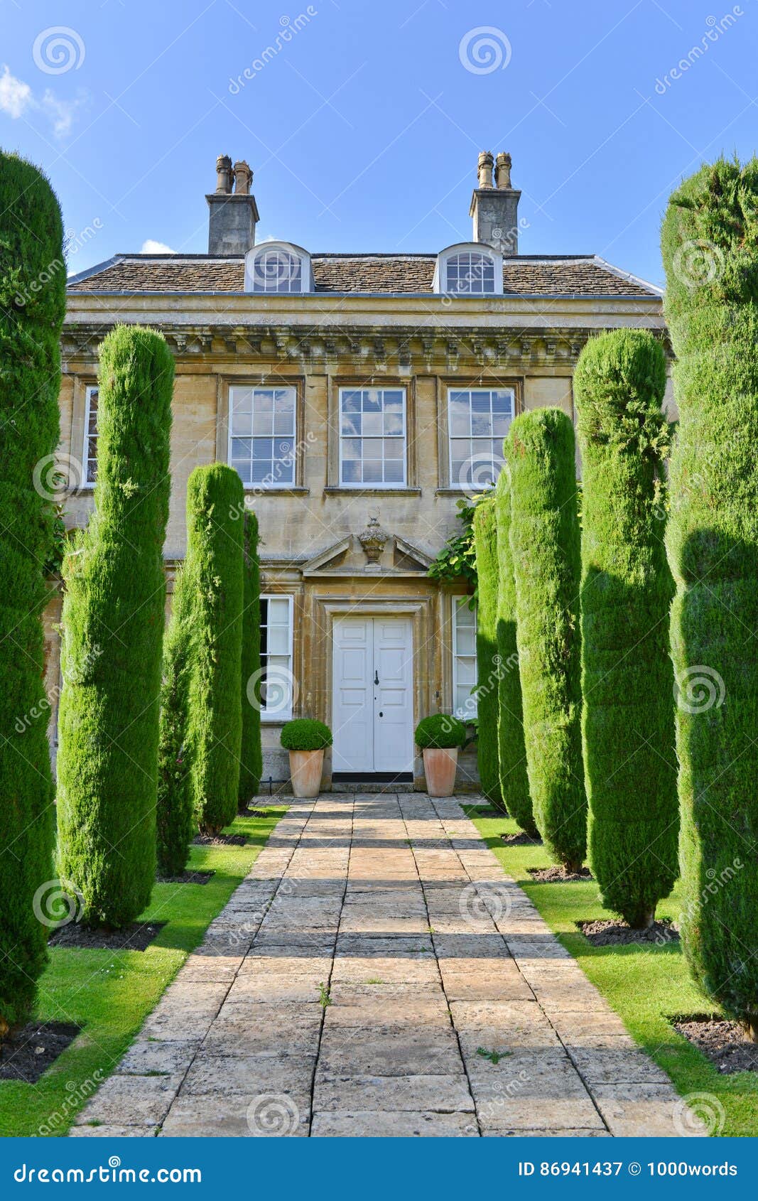 Chemin De Jardin D'une Maison De Campagne Image stock - Image of ...