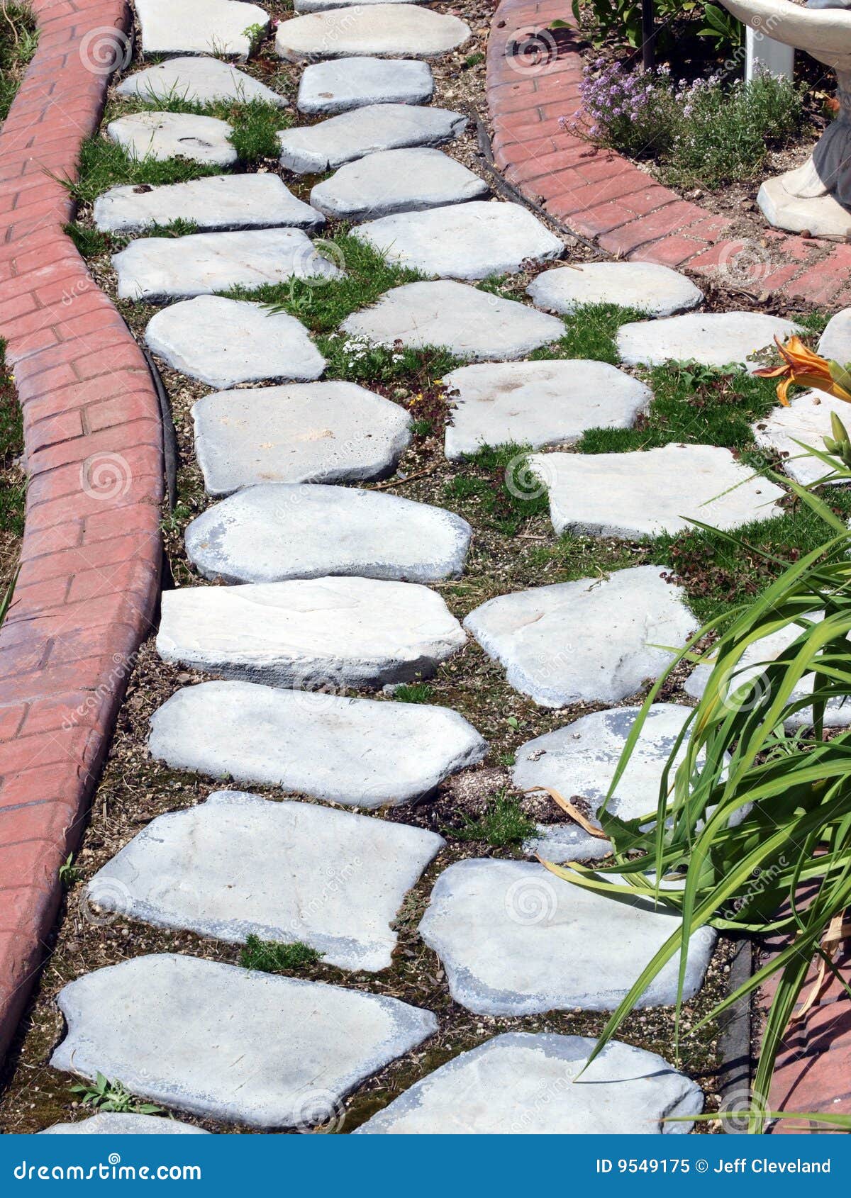 Chemin De Jardin Des Pierres De Progression Image stock - Image du ...