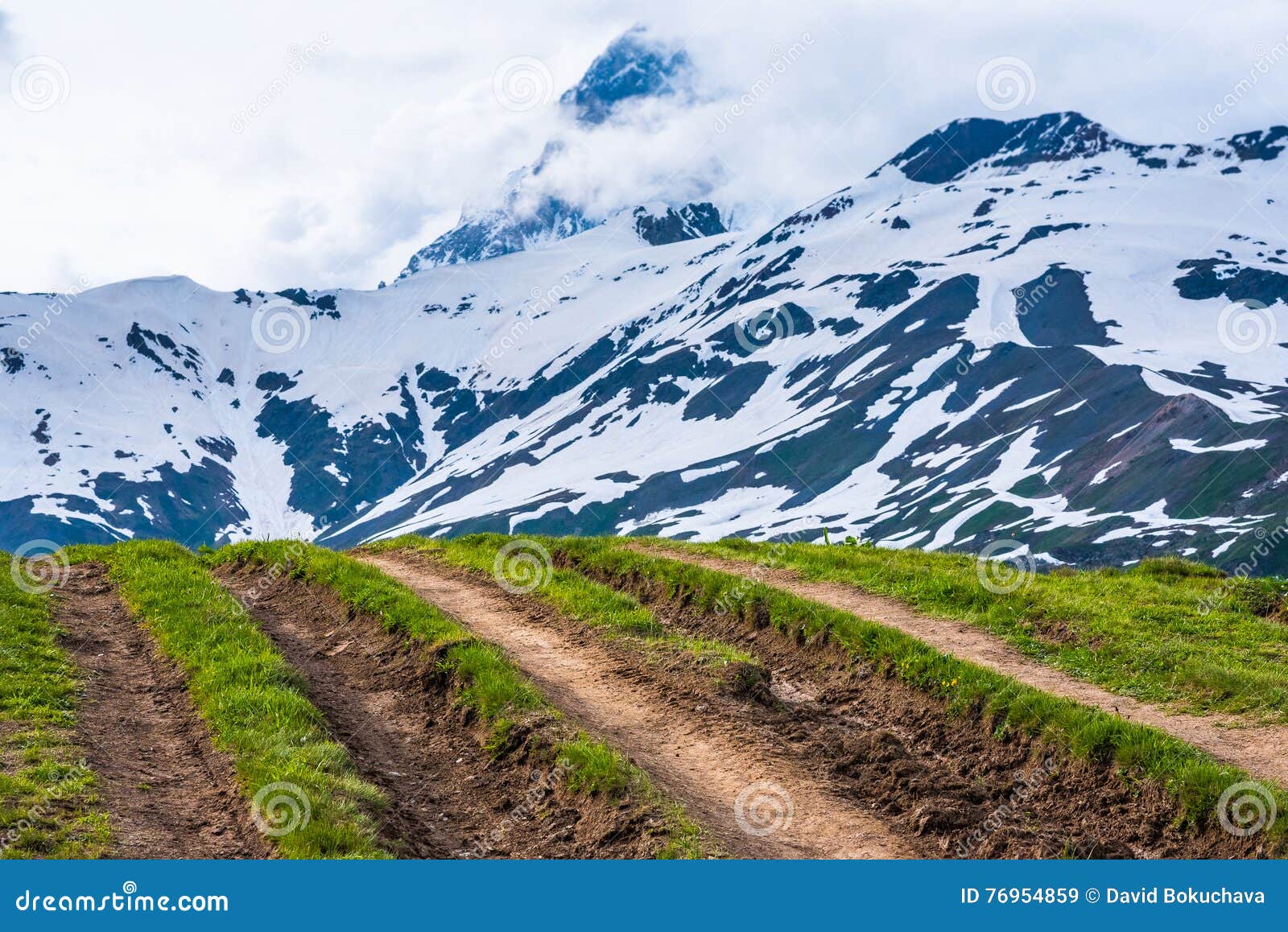 Chemin De Terre De Montagne Image stock - Image du brun, scène: 76954859