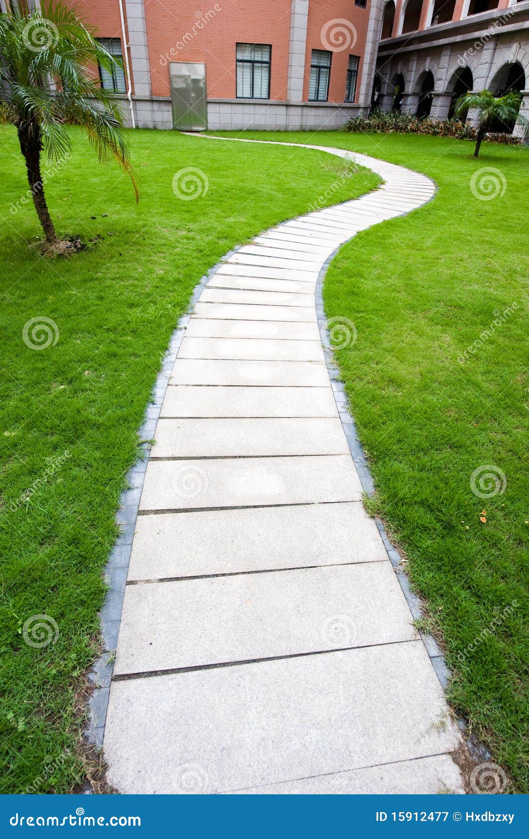 Chemin en pierre de courbe image stock. Image du stationnement - 15912477