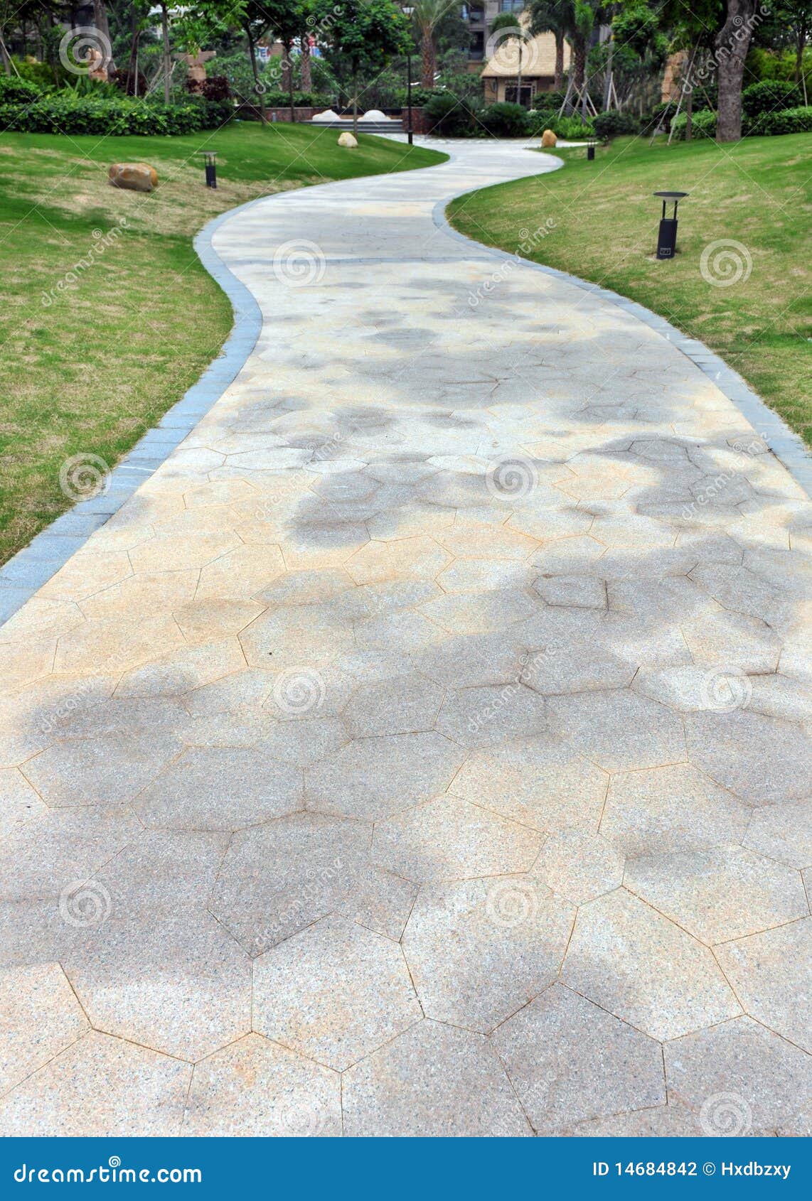 Chemin En Pierre De Courbe Dans Le Jardin Photo stock - Image du ...