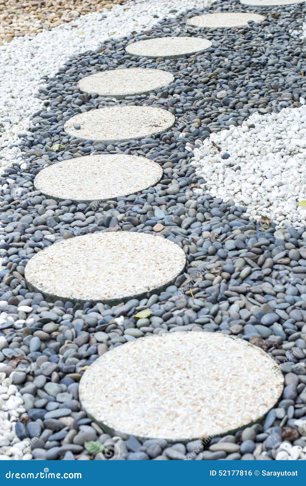 Chemin En Pierre De Gravier Dans Le Jardin Photo stock - Image du ...