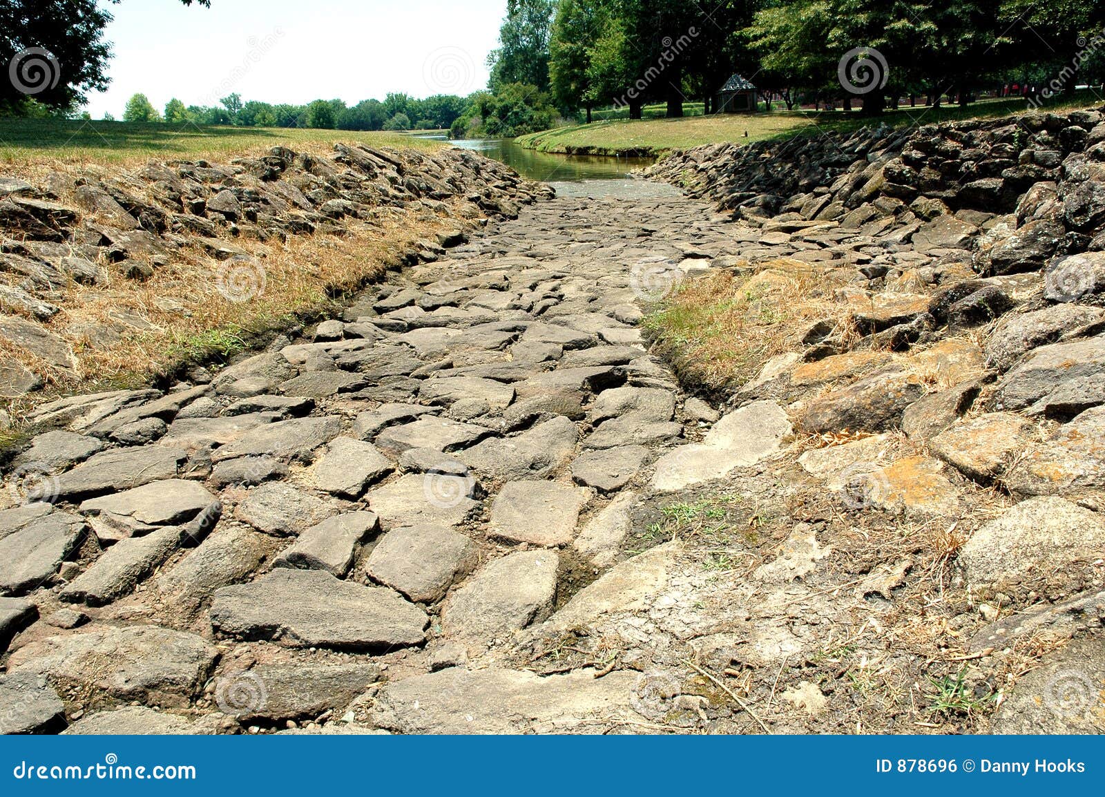 Chemin rocheux photo stock. Image du raboteux, ciel, boisé - 878696