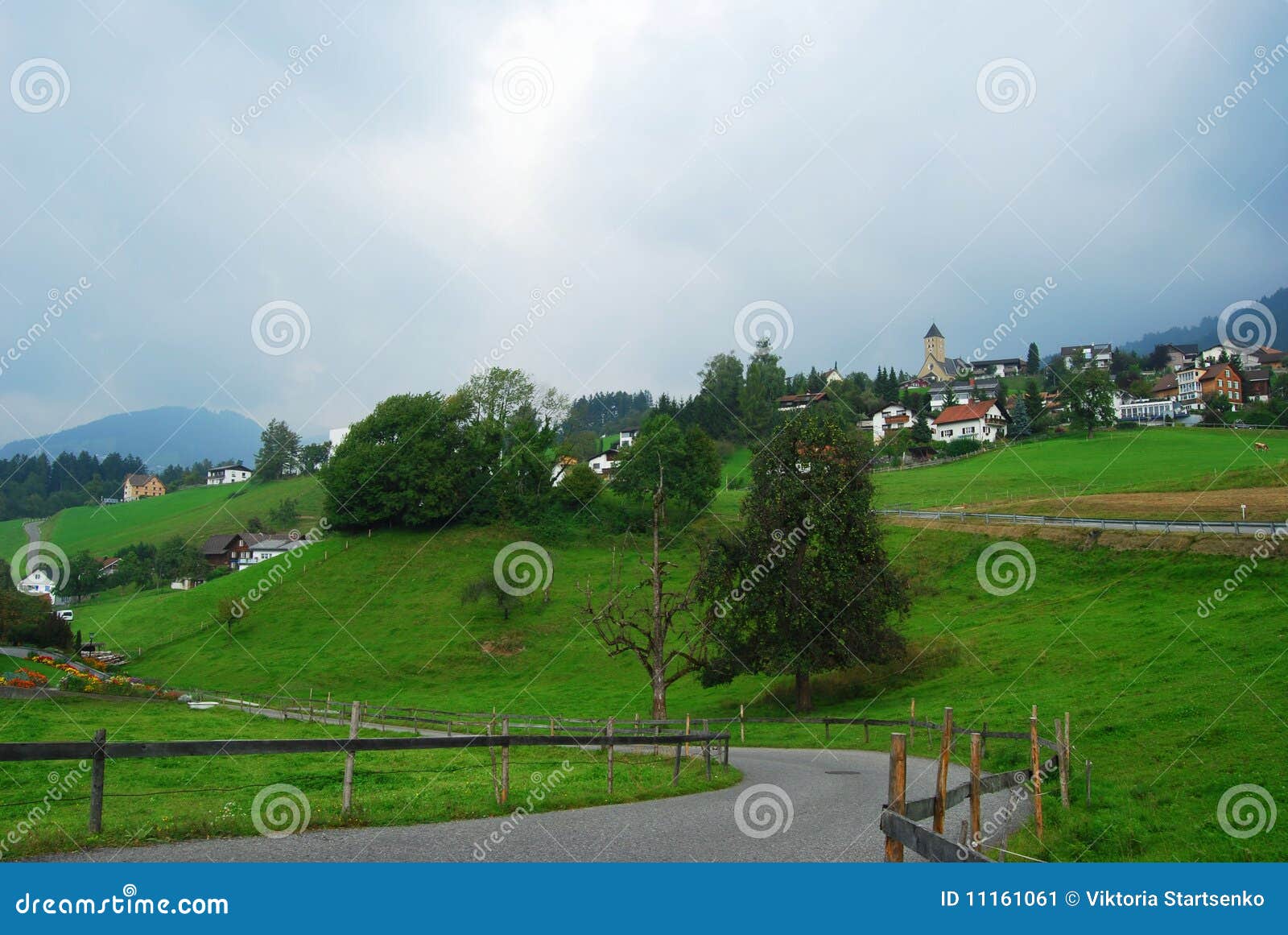 Chemin Vers La Ville De Montagne Image stock - Image du montagnes ...