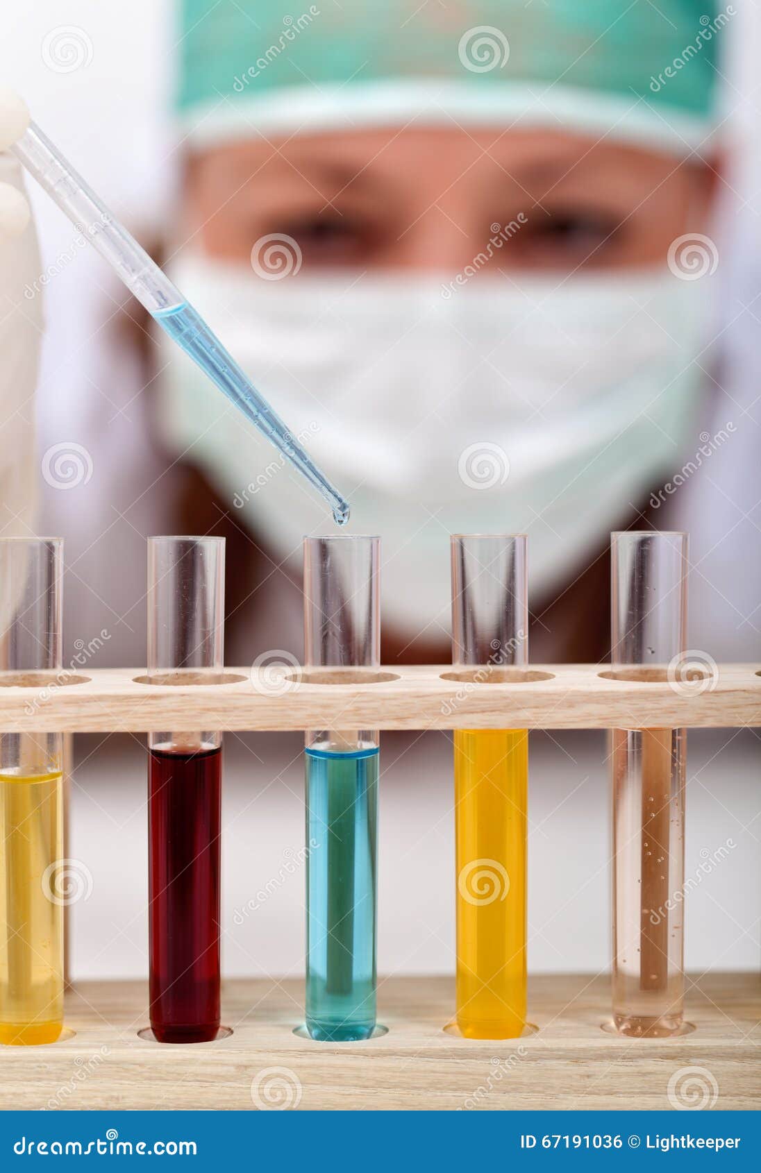 Chemisch Experiment - Vrouw Met Pipet En Test-buizen Stock Foto - Image ...