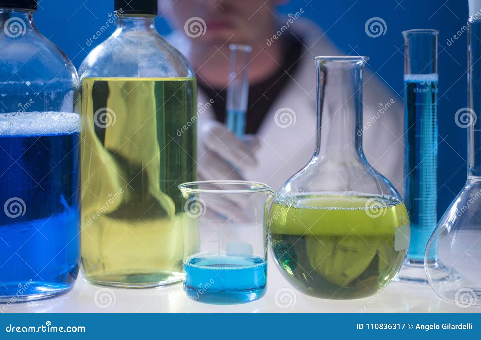 Chemisch Laboratorium - Glas En Arbeider Stock Afbeelding - Image of ...