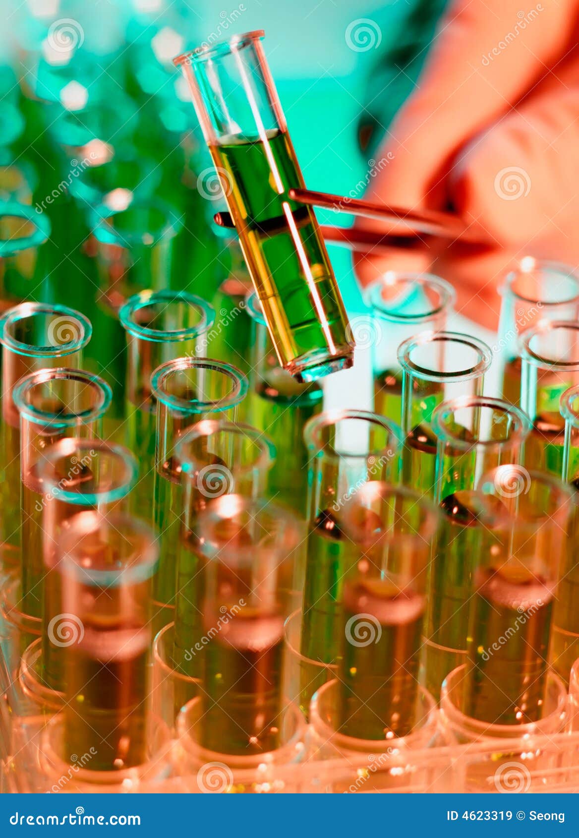 Chemisch laboratorium stock afbeelding. Image of scrutiny - 4623319