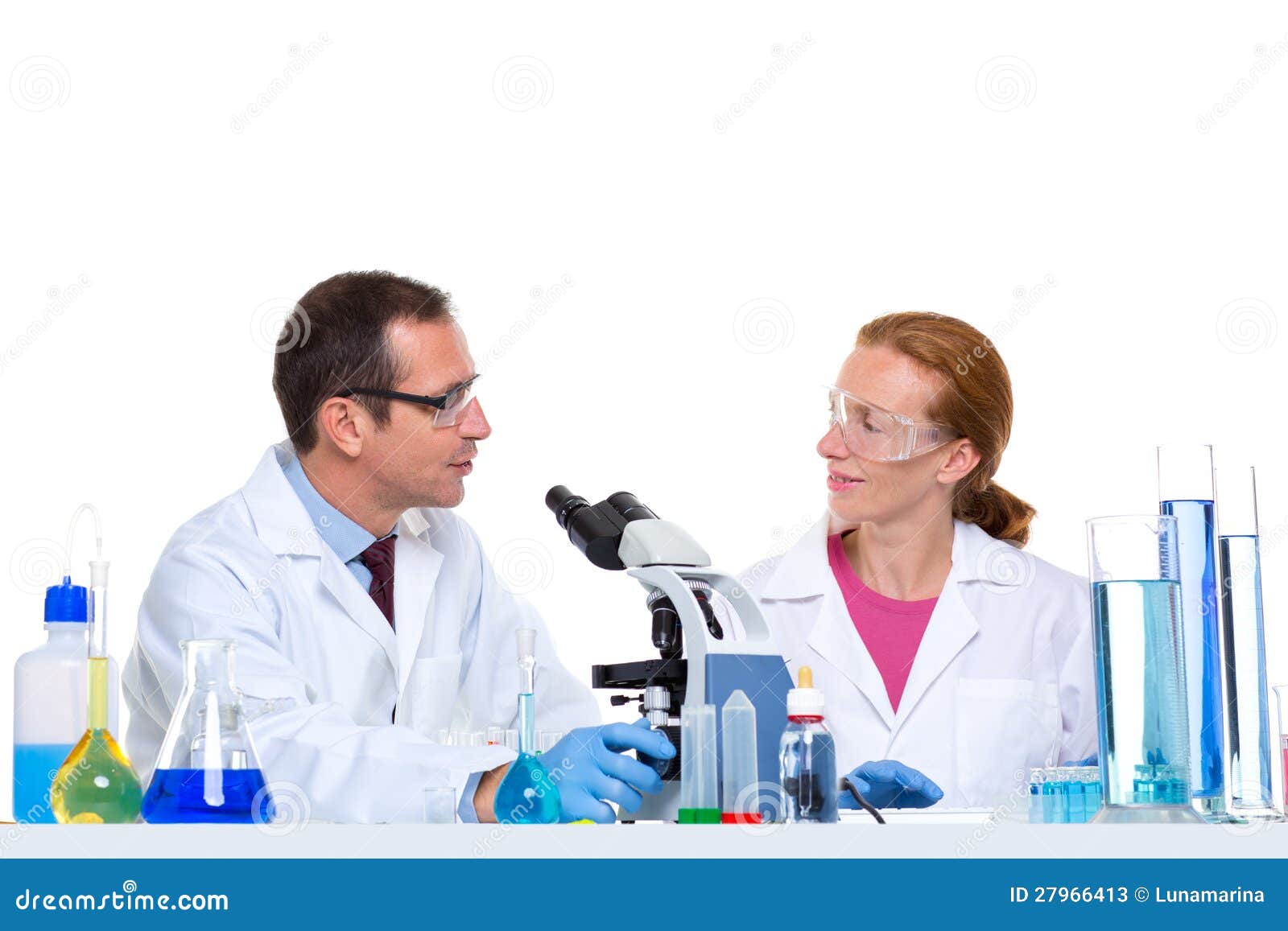 Chemisch Laboratorium Met Twee Wetenschapper Het Werken Stock ...