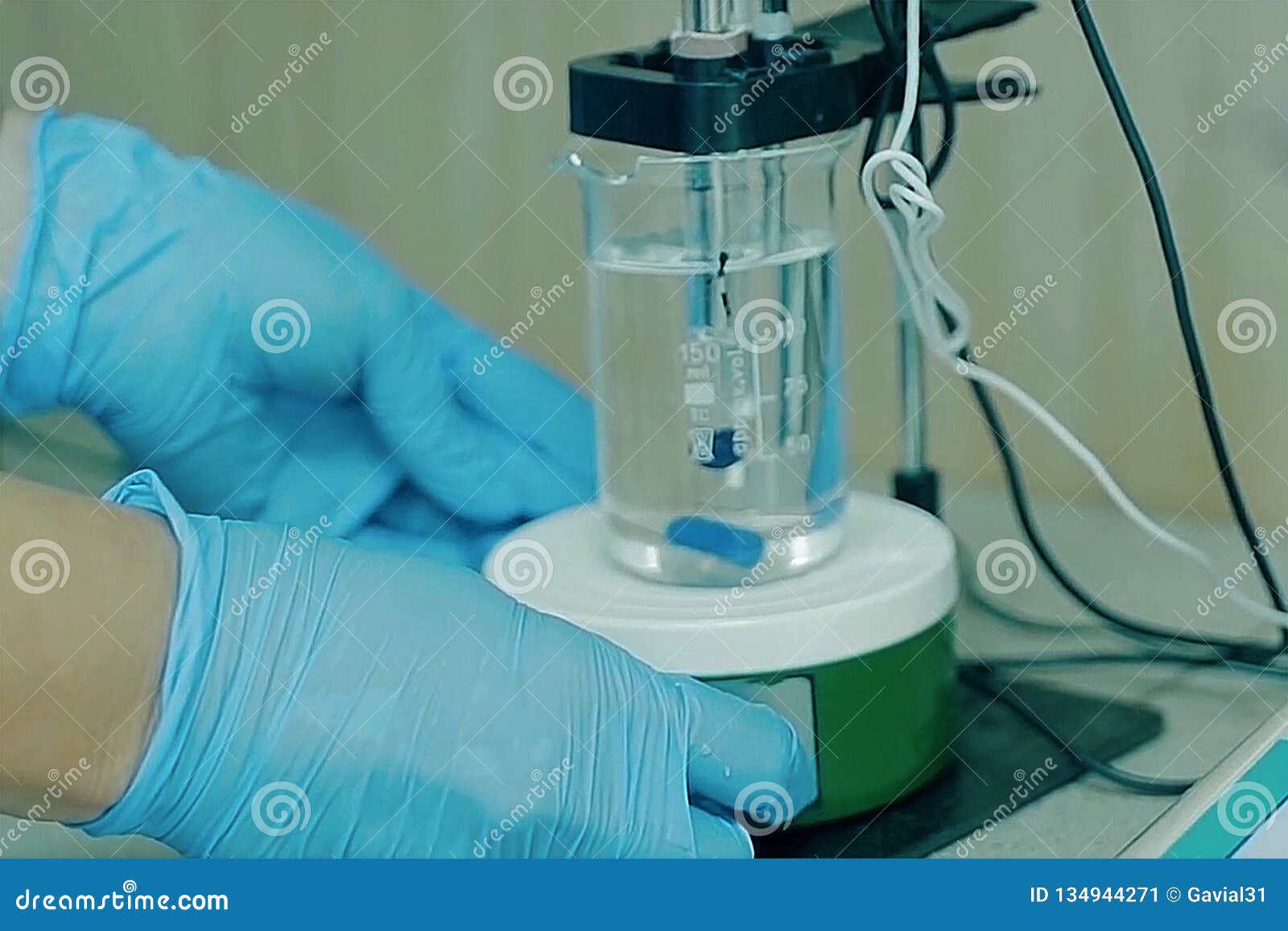 Chemische Analyse in Het Laboratorium Stock Afbeelding - Image of ...