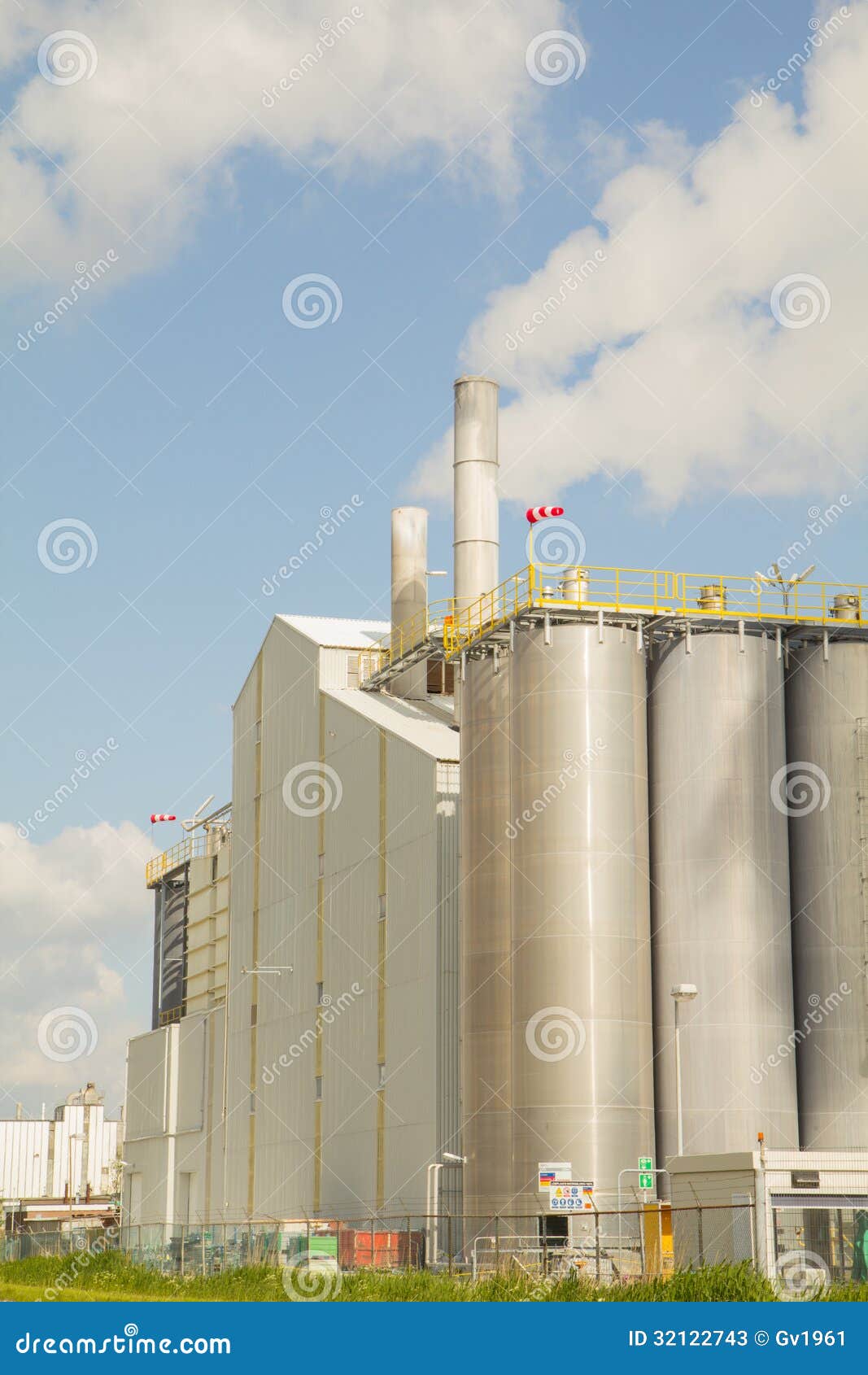 Chemische fabrieken stock afbeelding. Image of blauw - 32122743