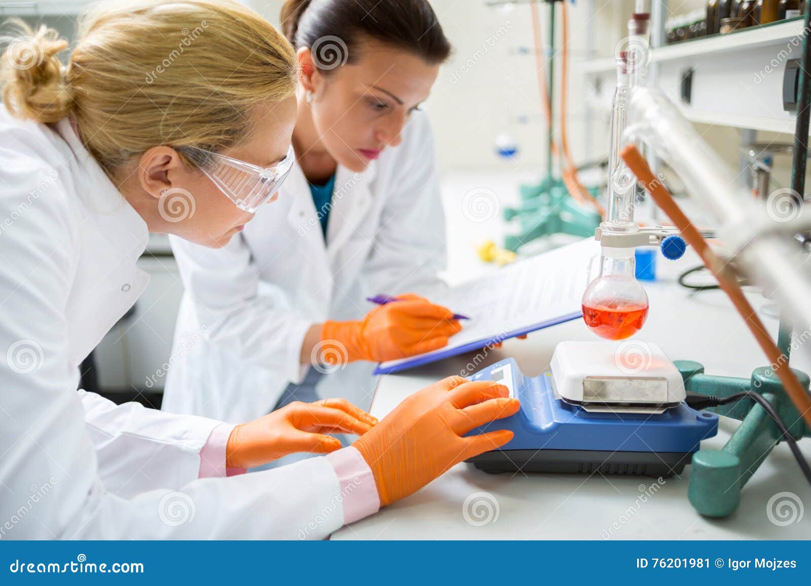 Chemische Technici Die Aan Experiment in Laboratorium Werken Stock ...