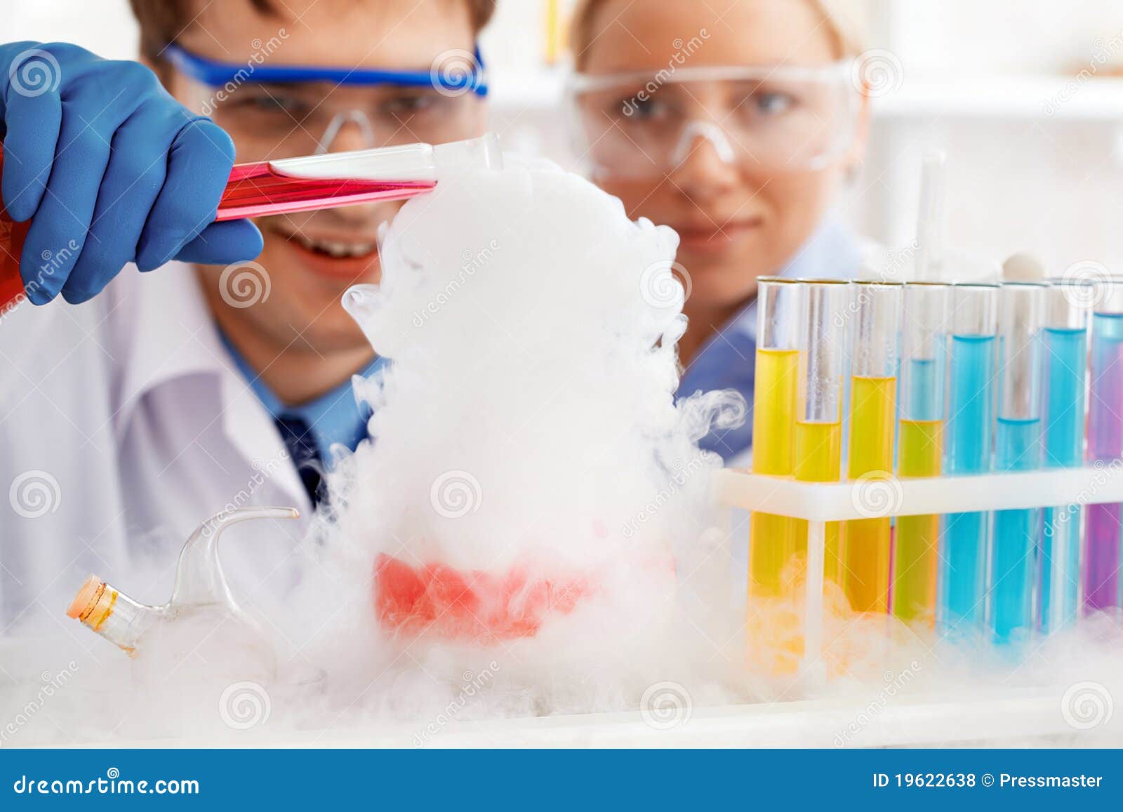 Chemisches Experiment stockfoto. Bild von aufmerksamkeit - 19622638