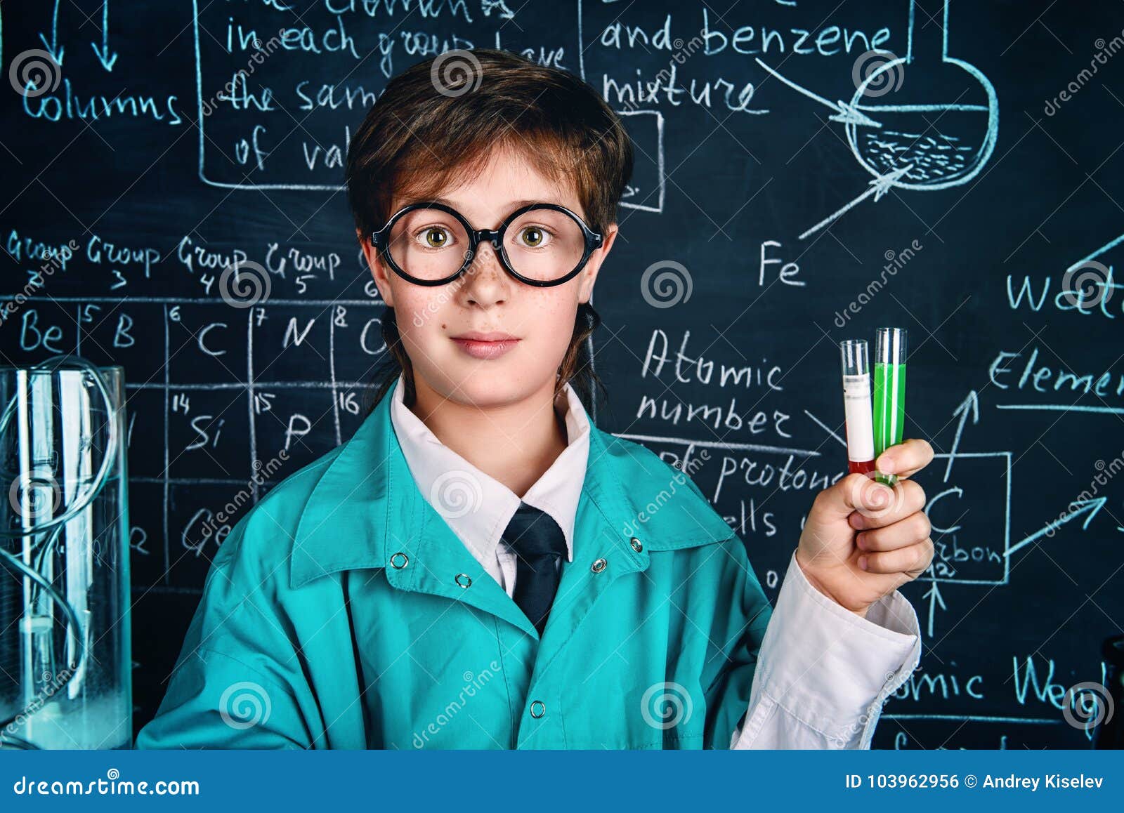 Chemisches Experiment Im Labor Stockfoto - Bild von kaukasisch, bilden ...