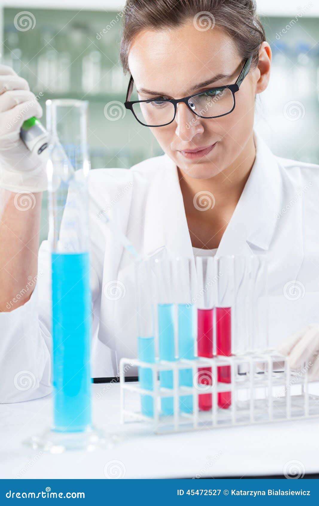 Chemist doing experiment stock image. Image of research - 45472527