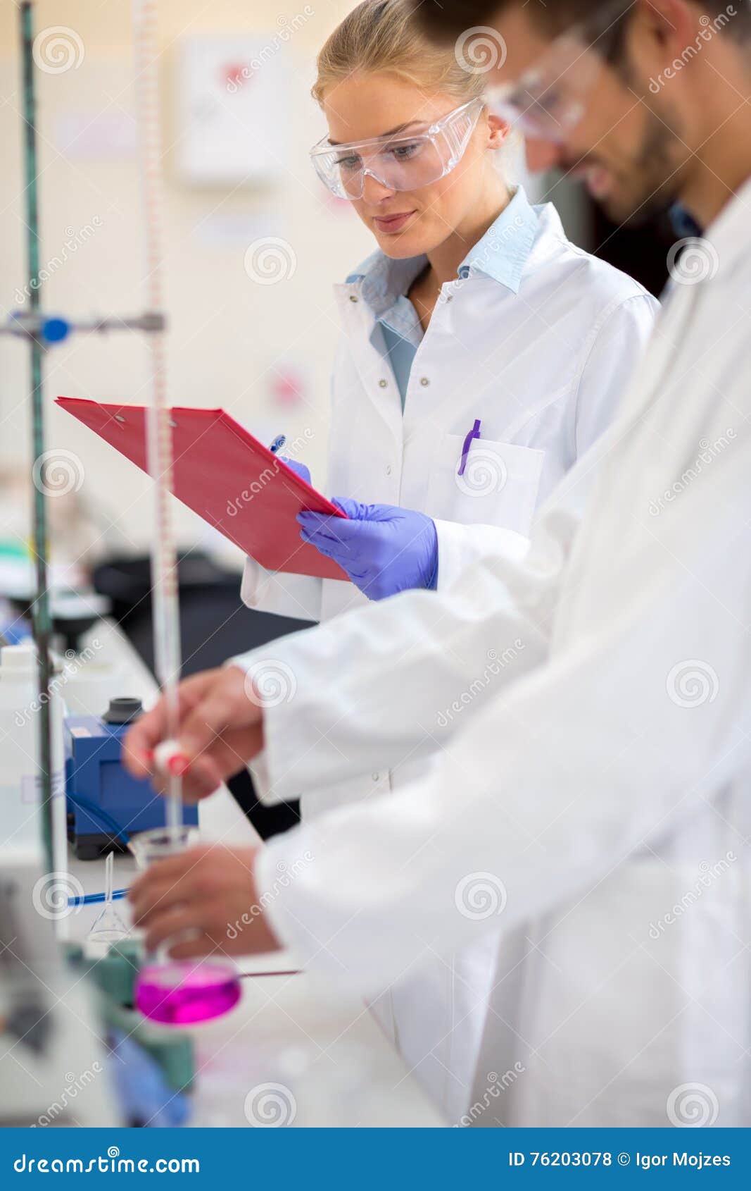 Measure Liquid Fertilizer In A Cup With Digital EC TDS Meter At Lettuce ...