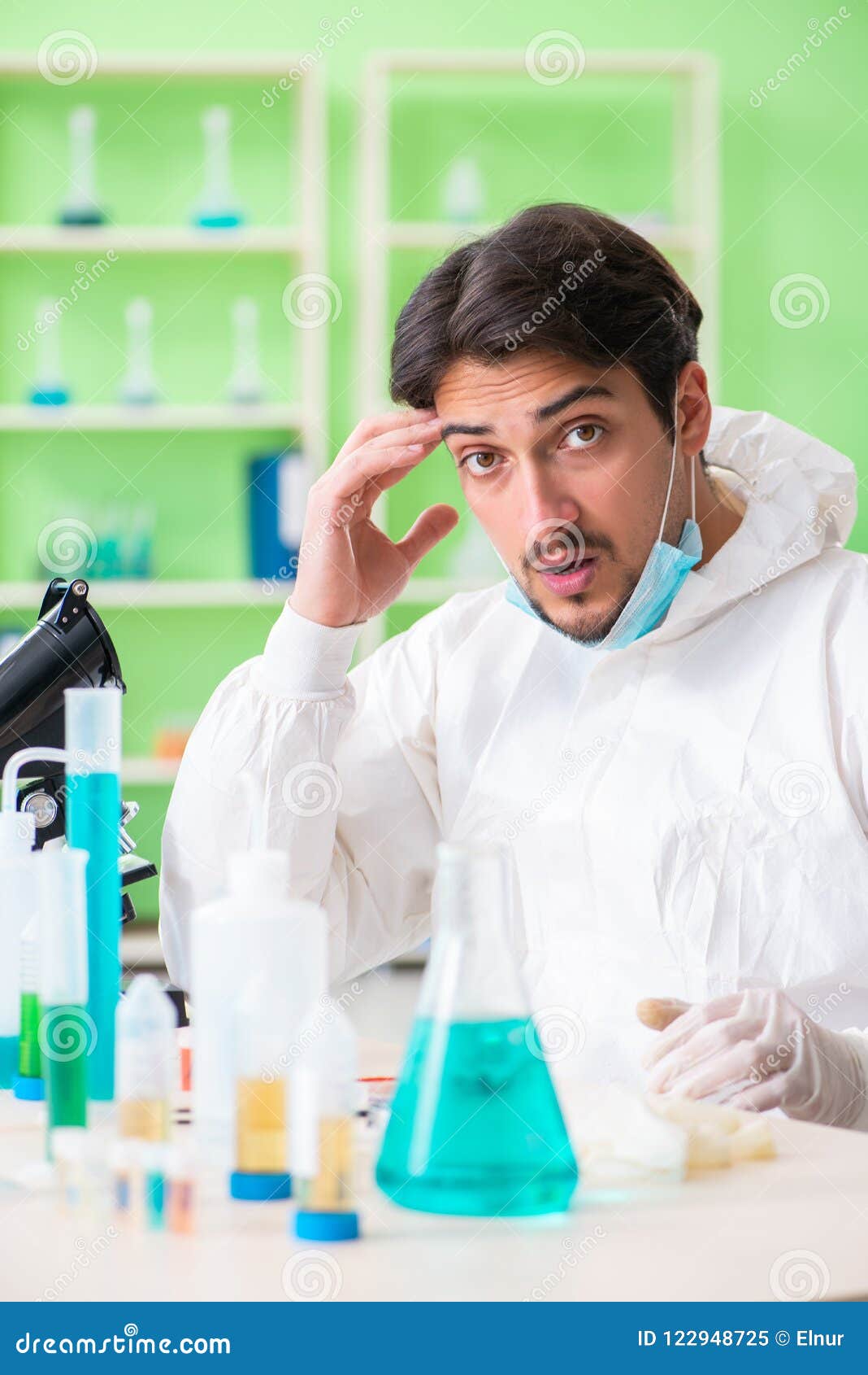 The Chemist Working in the Lab on New Experiment Stock Image - Image of ...