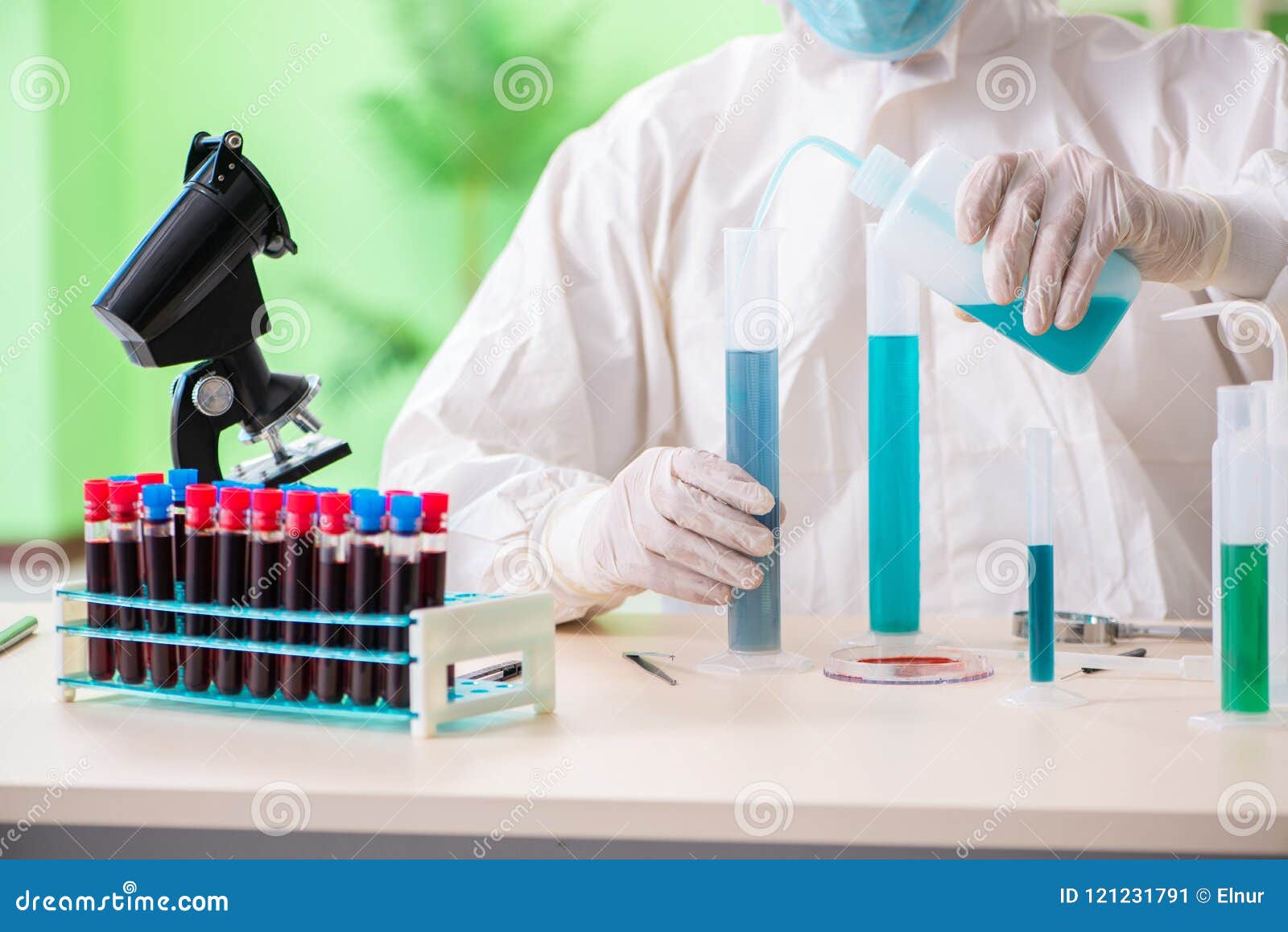 The Chemist Working in the Lab on New Experiment Stock Image - Image of ...