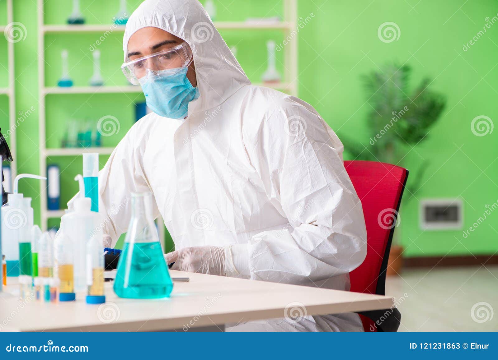The Chemist Working in the Lab on New Experiment Stock Image - Image of ...