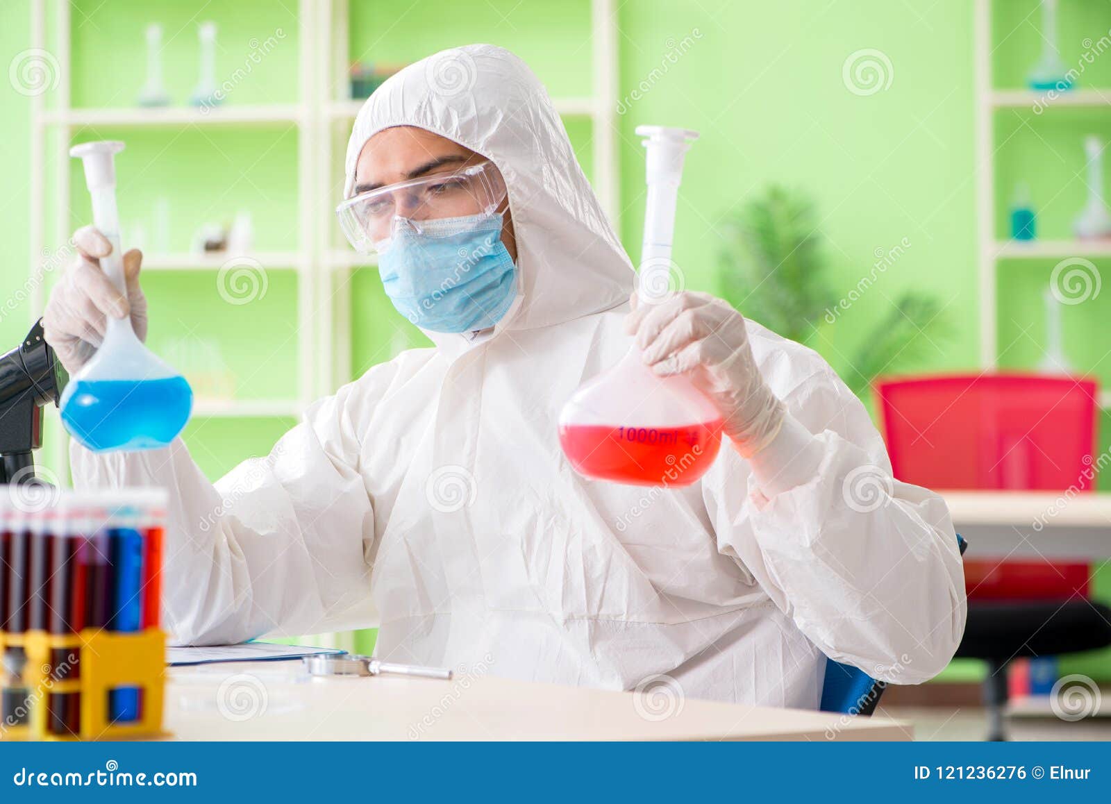 The Chemist Working in the Lab on New Experiment Stock Photo - Image of ...