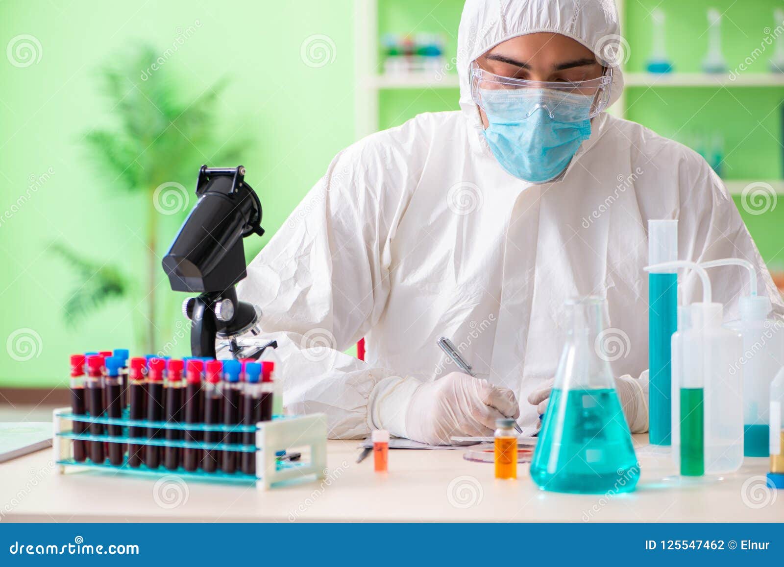 The Chemist Working in the Lab on New Experiment Stock Photo - Image of ...