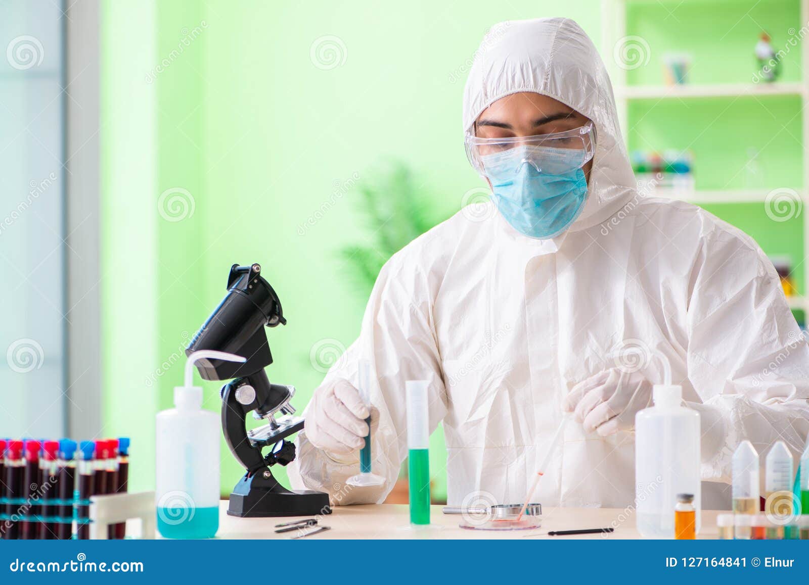 The Chemist Working in the Lab on New Experiment Stock Image - Image of ...