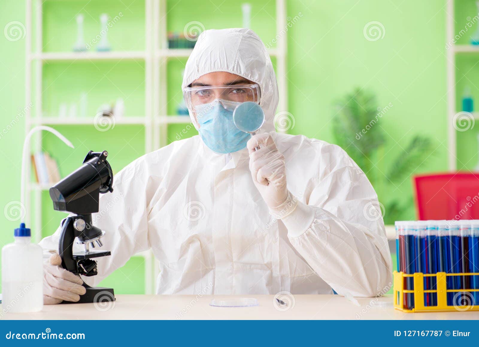 The Chemist Working in the Lab on New Experiment Stock Image - Image of ...