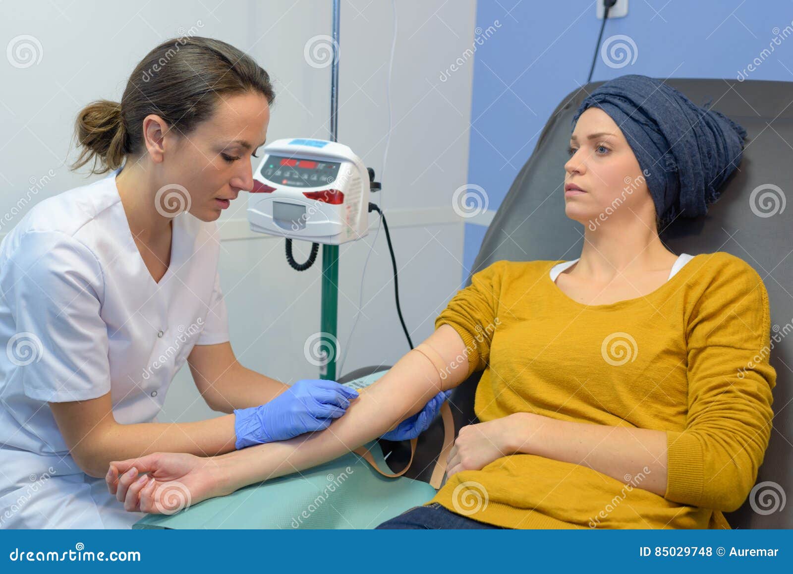 Chemotherapiepatient Und -krankenschwester Stockfoto - Bild von ...