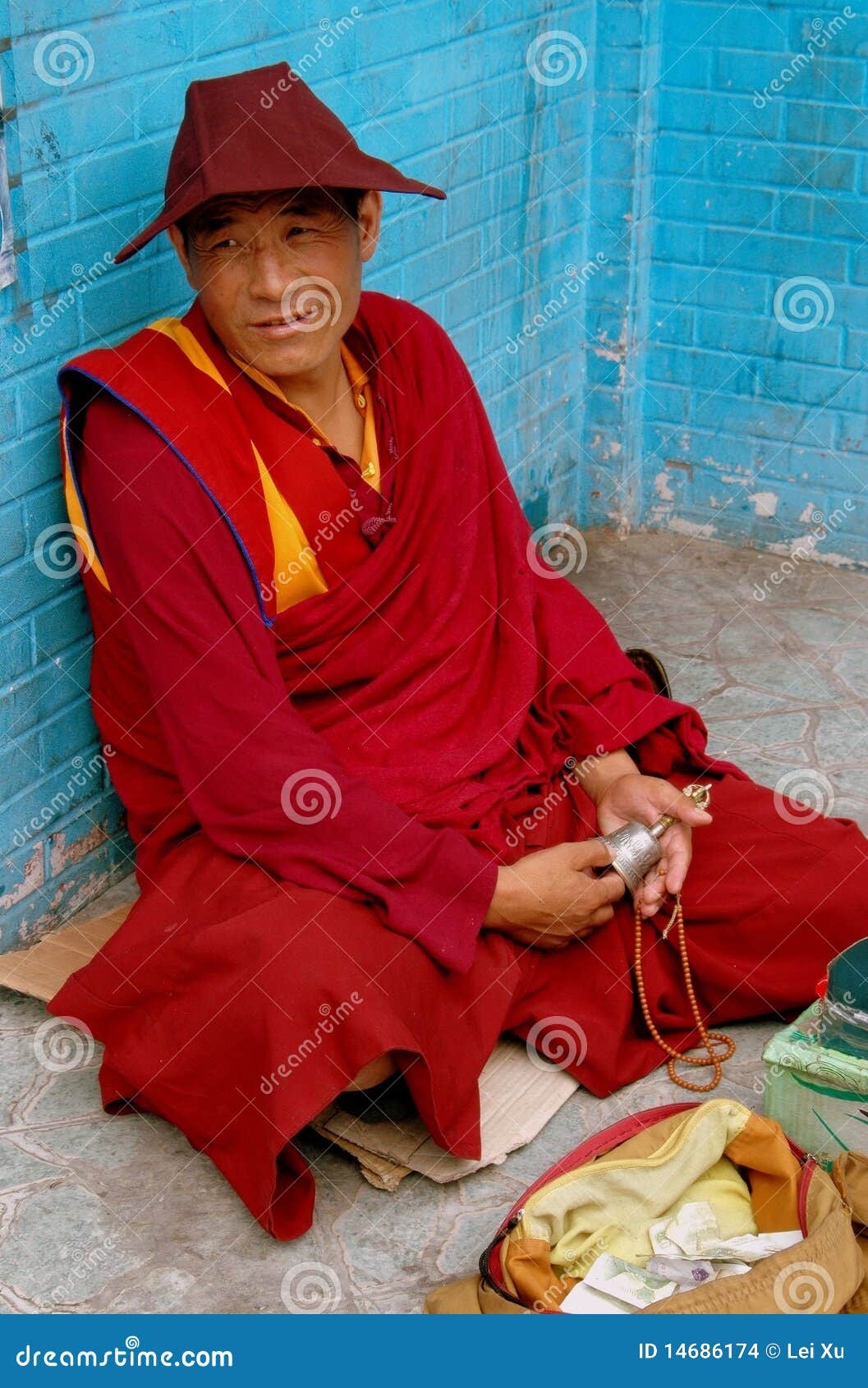 Chengdu, China: Monge Tibetana Assentada Imagem de Stock Editorial ...