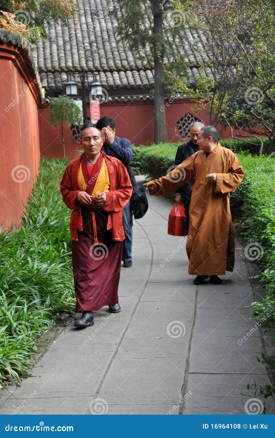 Chengdu, China: Monges No Templo De Wenshu Foto de Stock Editorial ...