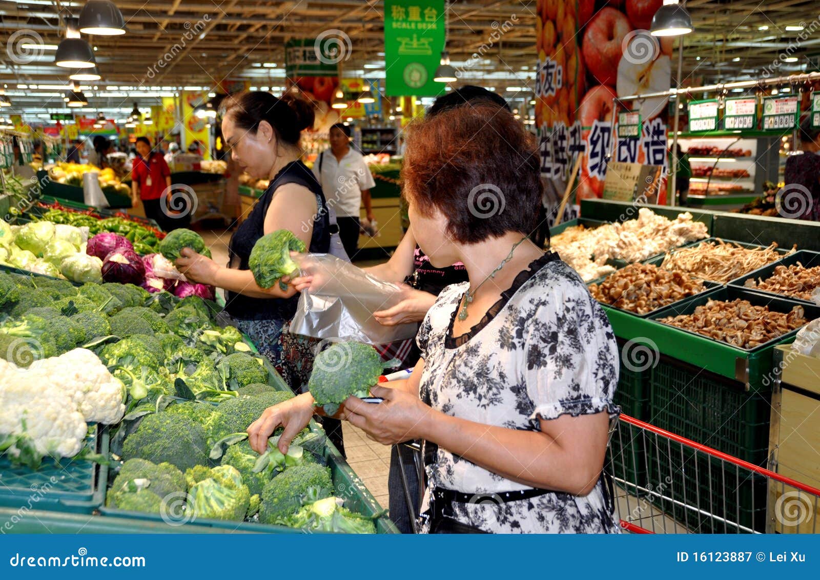 Chengdu, China: Shoppers at Super Market Editorial Photography - Image ...