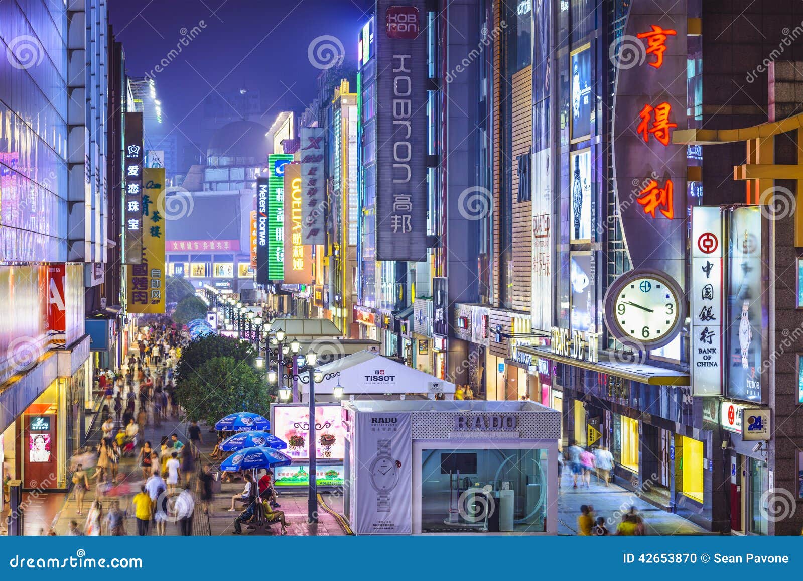 Chengdu, Chine à La Rue De Chunxi Image éditorial - Image du commercial ...