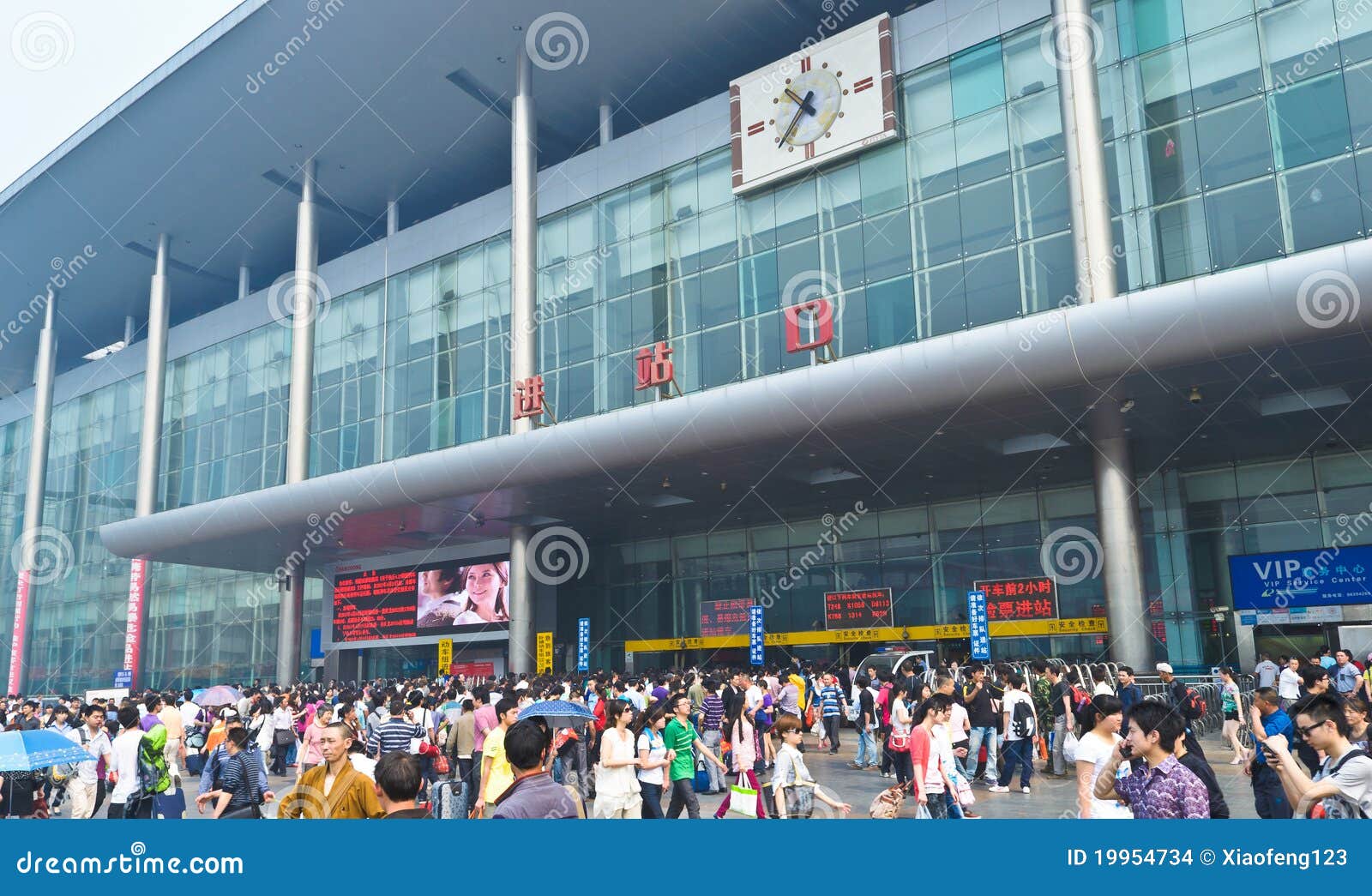 Chengdu railway station editorial stock image. Image of passengers ...