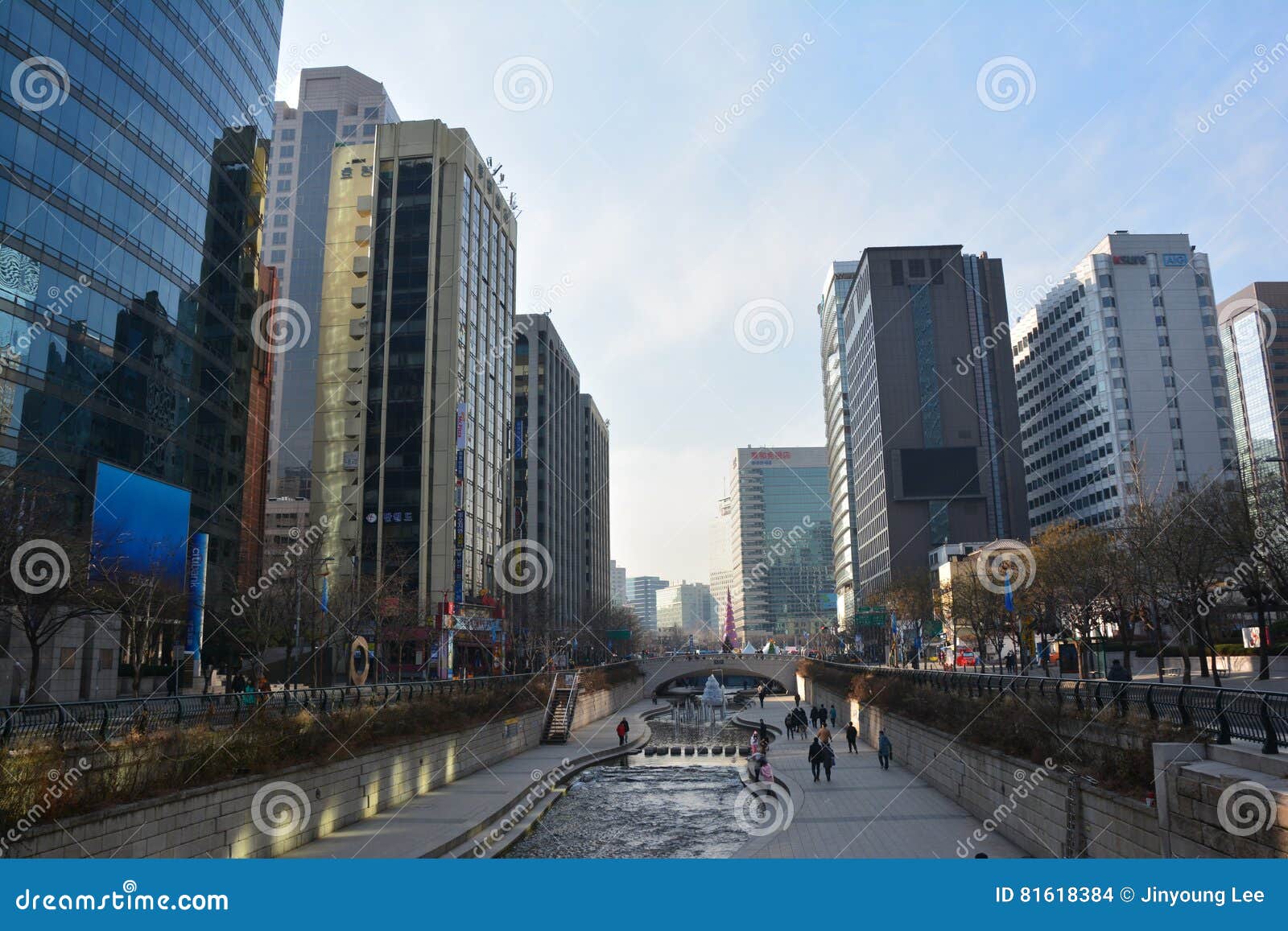 Cheonggyecheon Stream editorial stock image. Image of tourist - 81618384