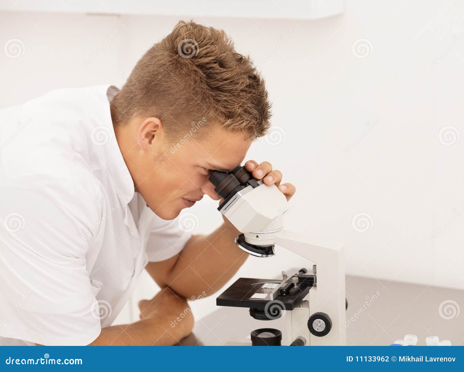 Chercheur Avec Le Microscope Photo stock - Image du homme, analyse ...