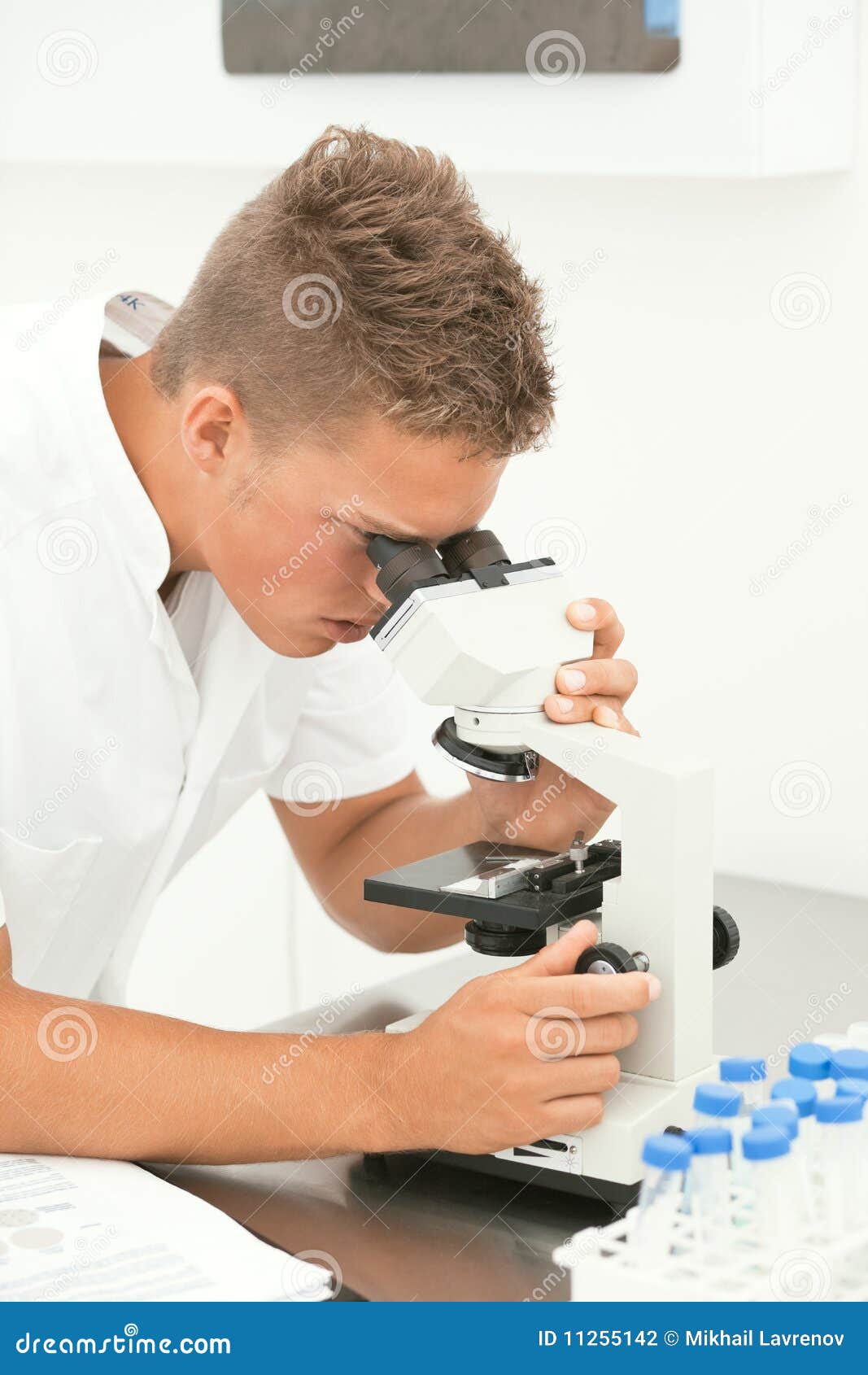 Chercheur Avec Le Microscope Photo stock - Image du microscope, homme ...