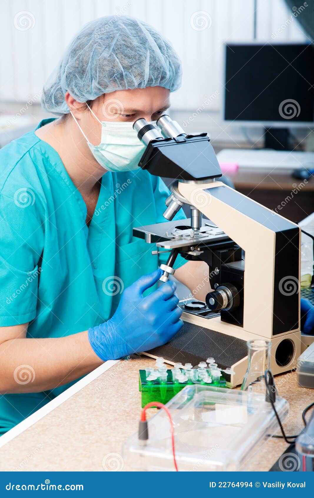 Chercheur Avec Le Microscope Photo stock - Image of analyse, cytologie ...