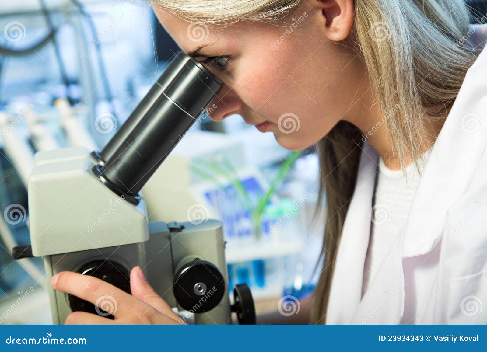 Chercheur Avec Le Microscope Image stock - Image du bleu, microbiologie ...