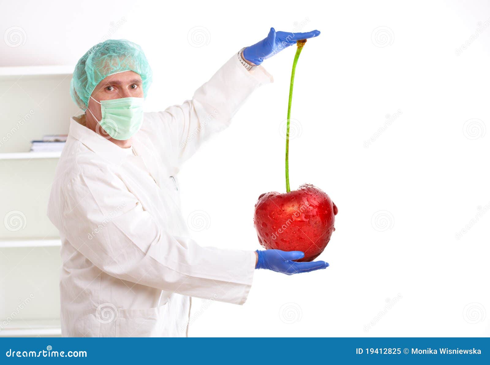 Chercheur Supportant Un Fruit D'OGM Image stock - Image du organisme ...
