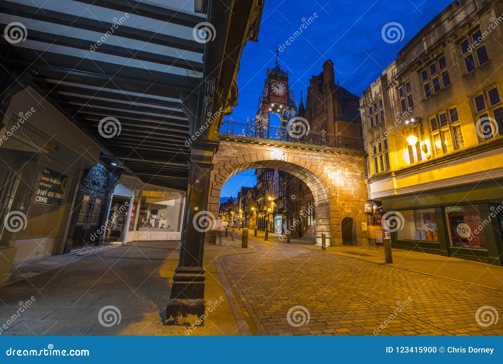 Chester en la noche imagen editorial. Imagen de artes - 123415900