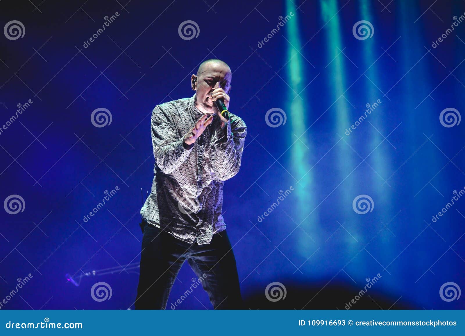 Chester Linkin Park Bennington Singing On Stage Picture. Image: 109916693