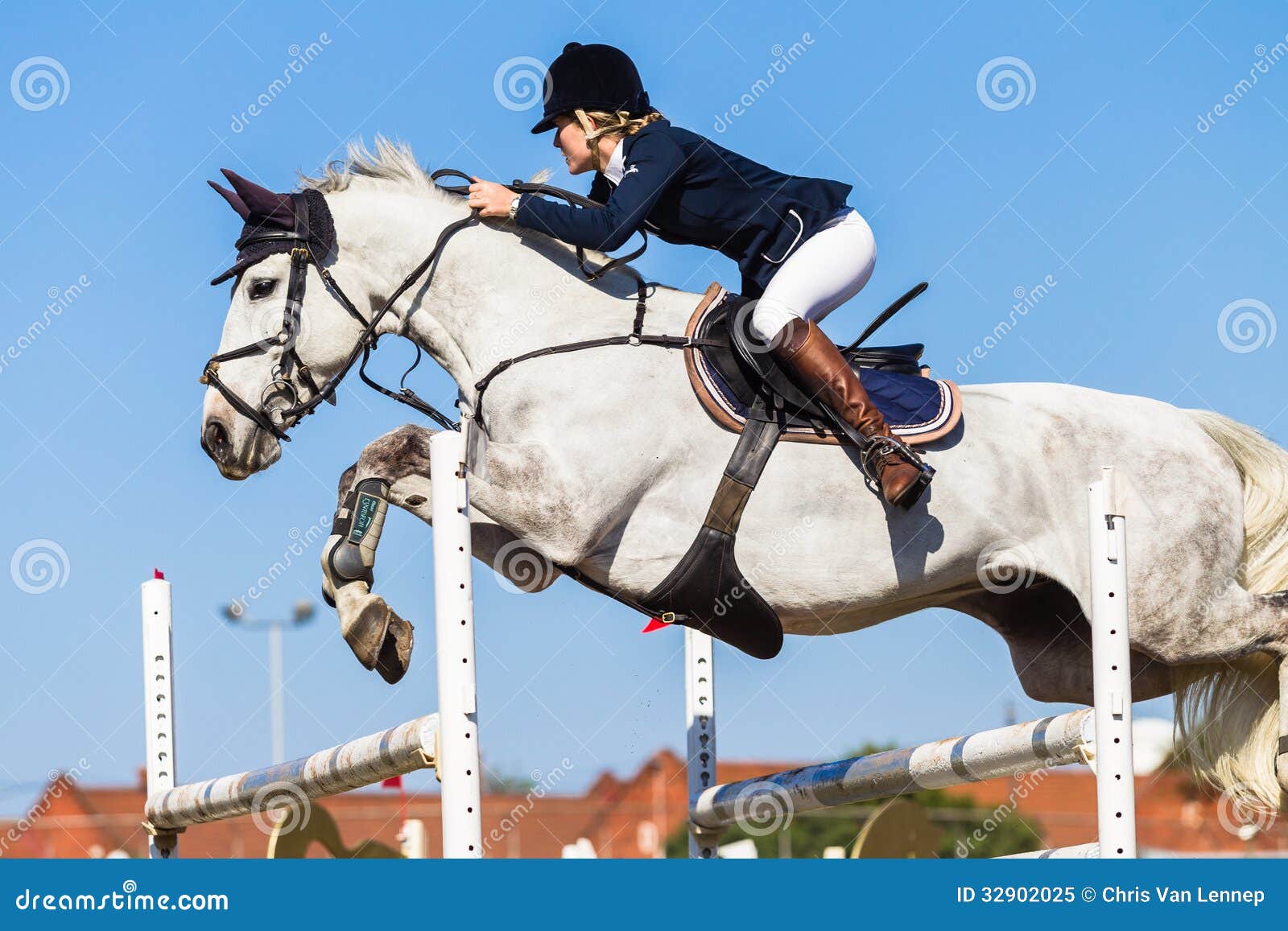 Cheval Rider Jump Girl image éditorial. Image du animal - 32902025