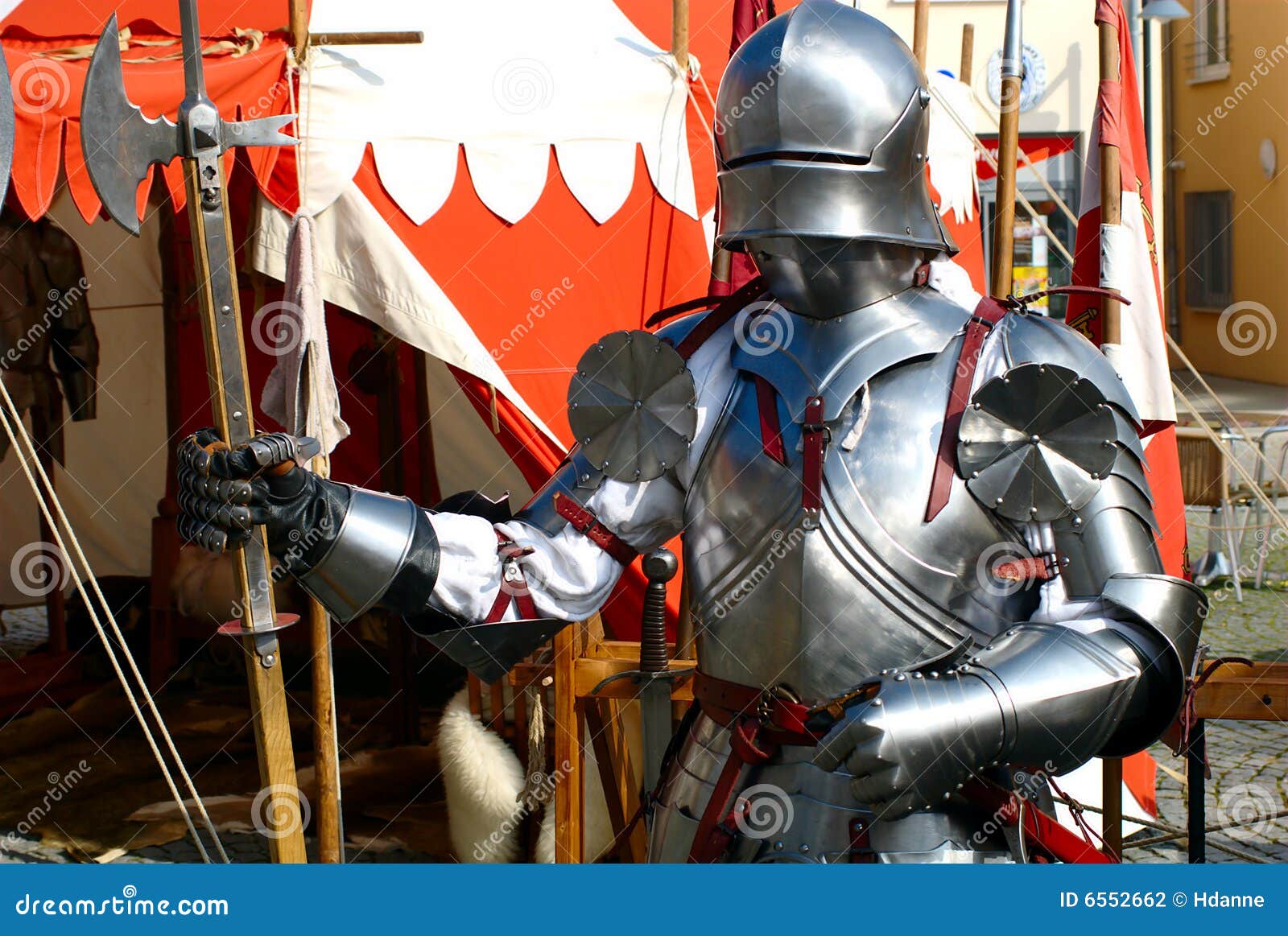 Chevalier avec son armure photo stock. Image du historique - 6552662