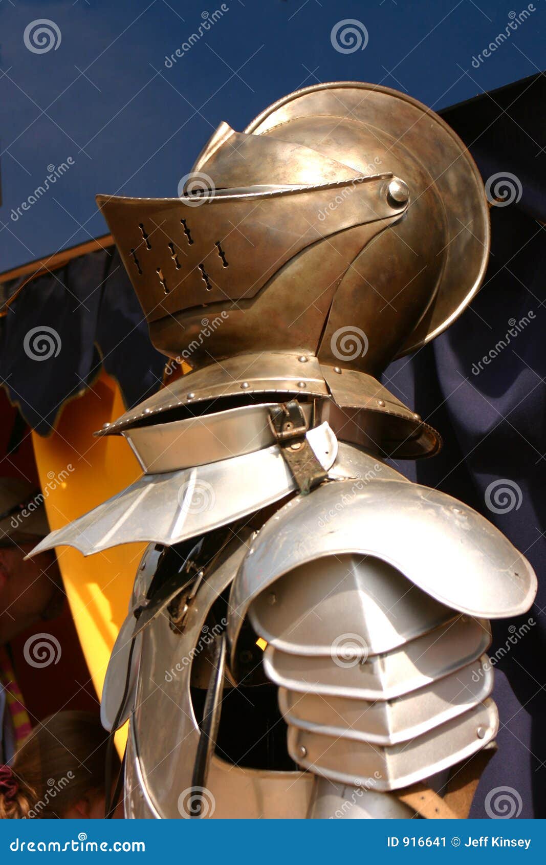 Chevalier dans l'armure image stock. Image du procès, antiquité - 916641