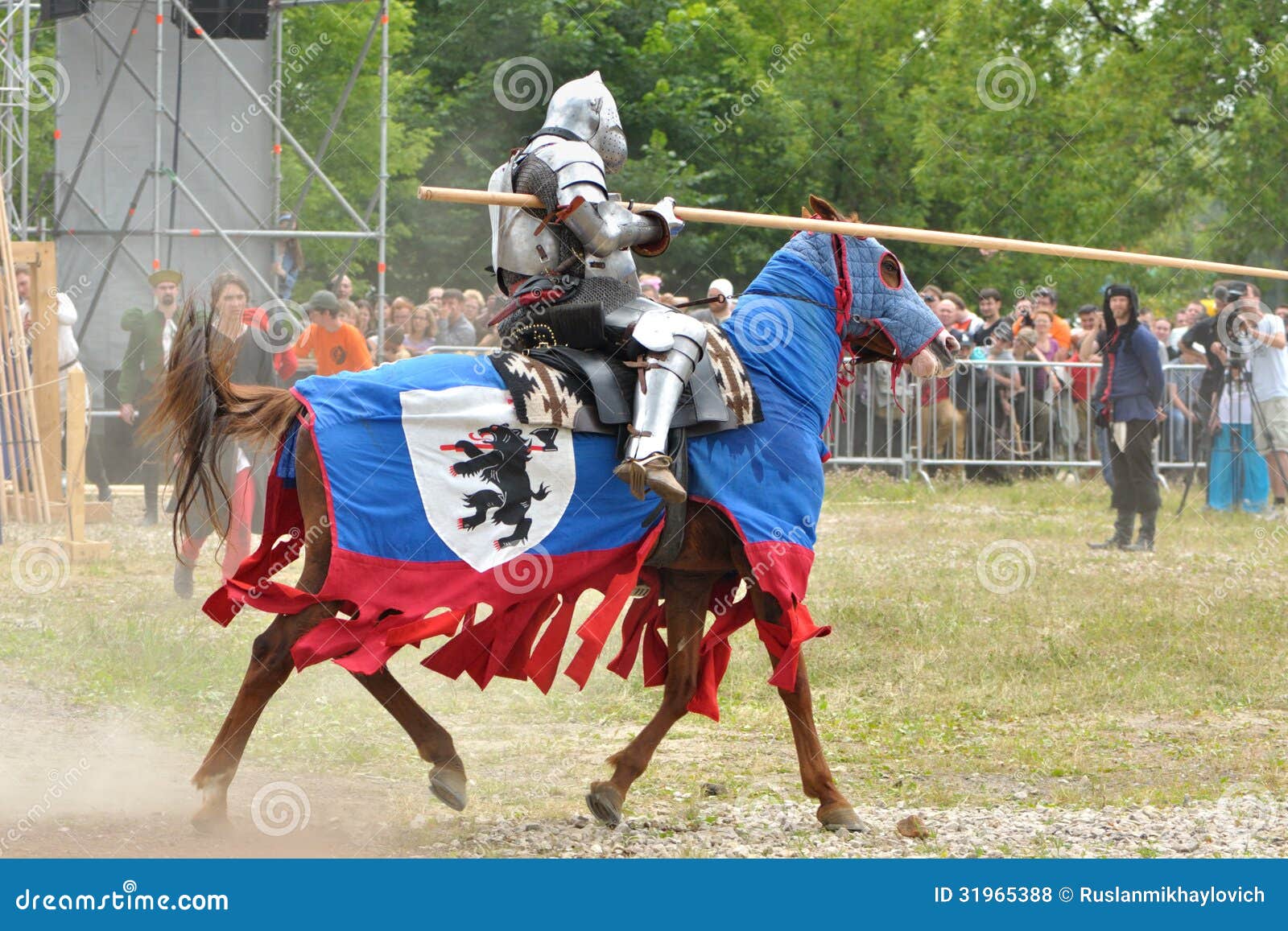Chevalier Dans L'armure Sur Un Cheval. Photo stock éditorial - Image du ...
