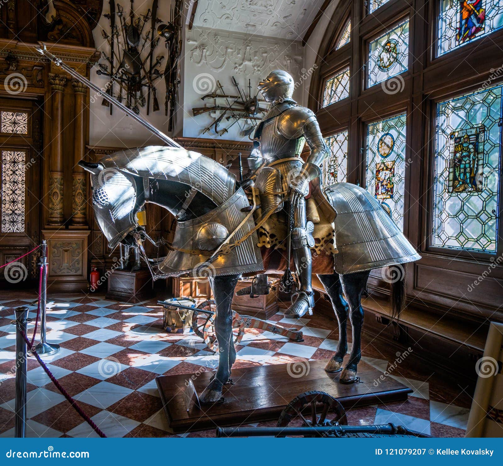 Chevalier Et Cheval Dans L'armure Brillante Photographie éditorial ...
