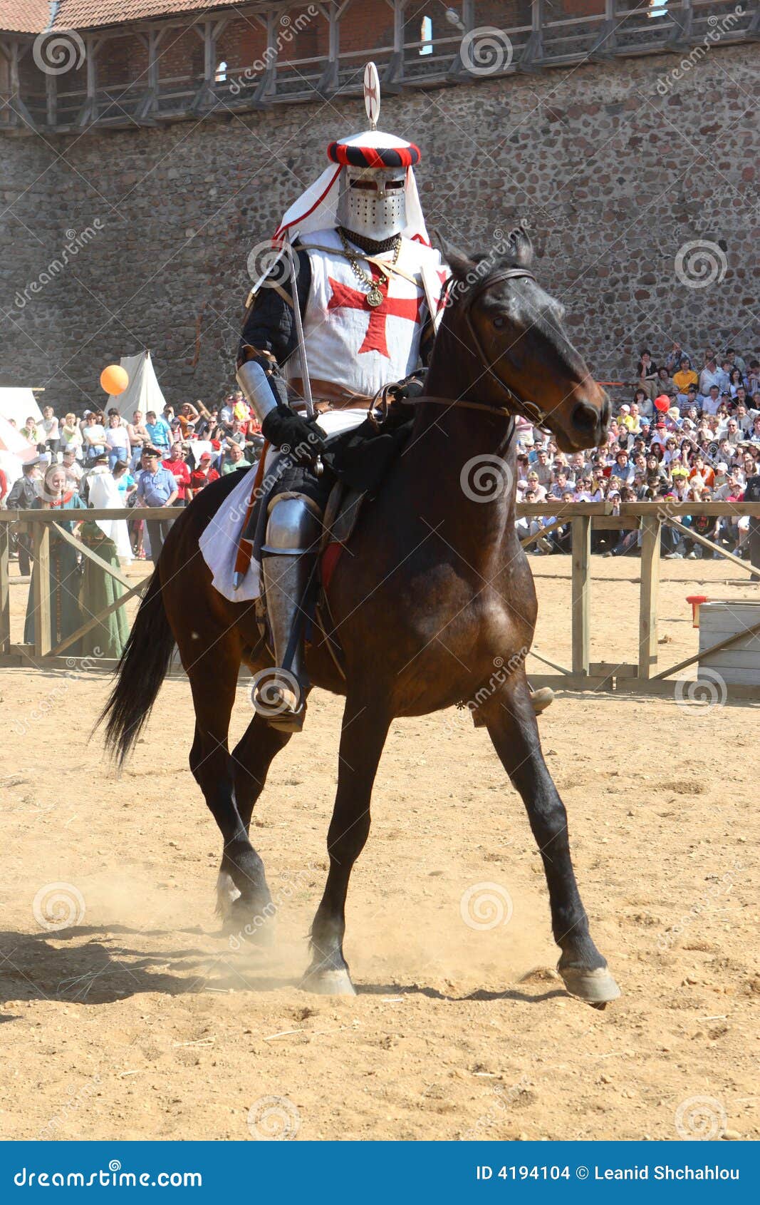 Chevalier sur un cheval photo stock. Image du concurrence - 4194104