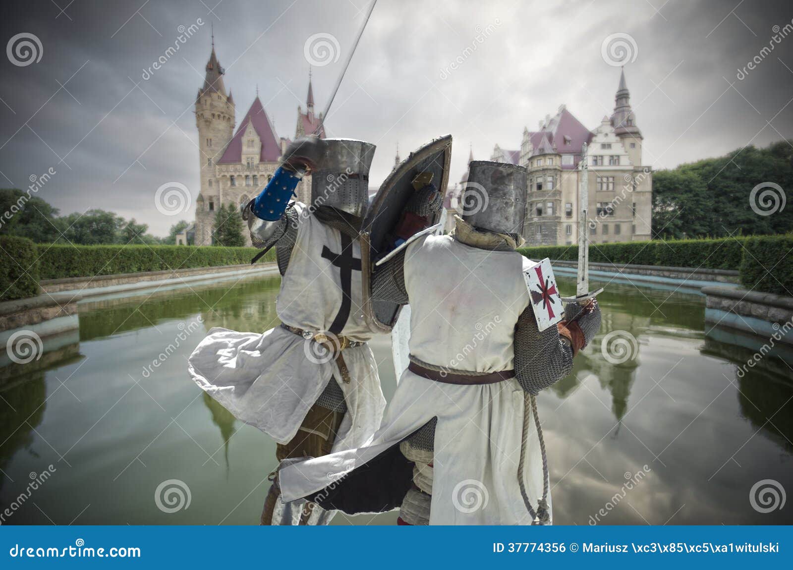 Chevaliers de combat photo stock. Image du monument, protection - 37774356